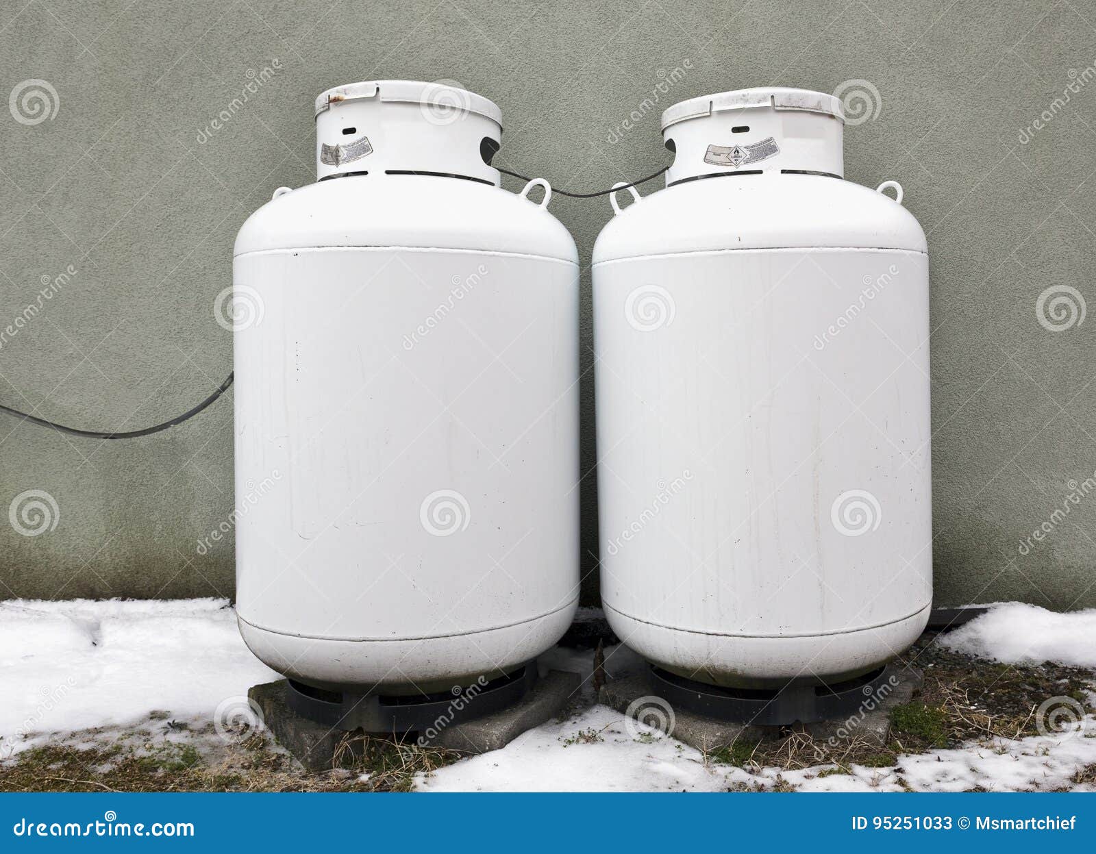 Los Dos Tanques De Propano Caseros Imagen de archivo - Imagen de ...