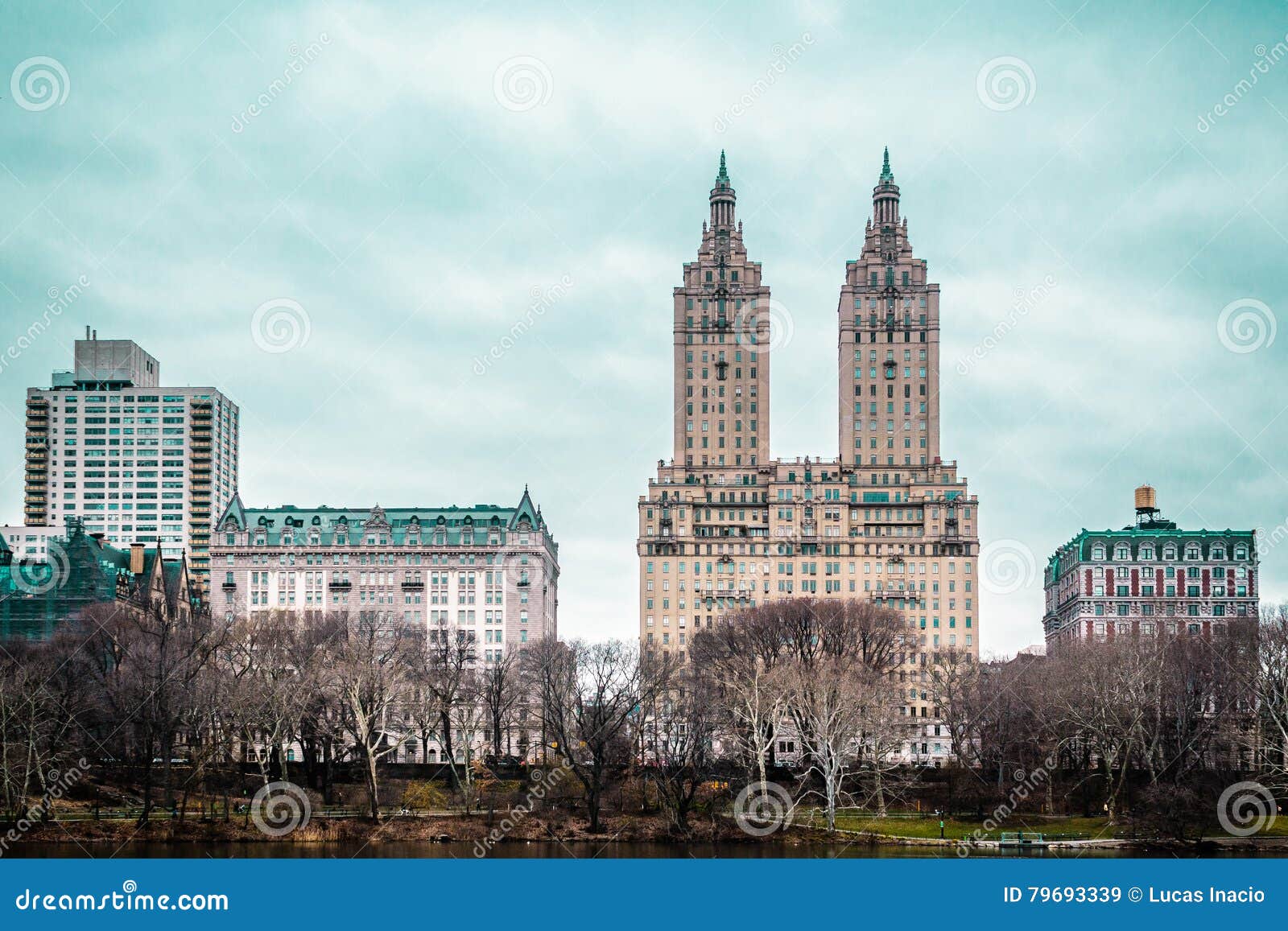 Los Edificios Acercan a Central Park En Manhattan, New York City Imagen de archivo - Imagen de ...