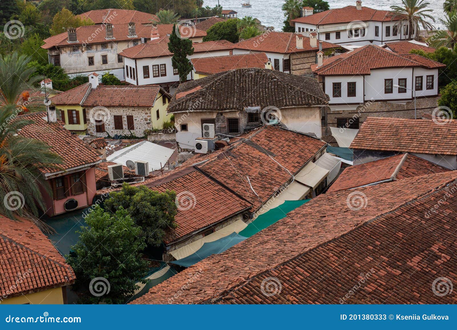 Los Edificios Con Techos De Teja Imagen de archivo - Imagen de textura ...