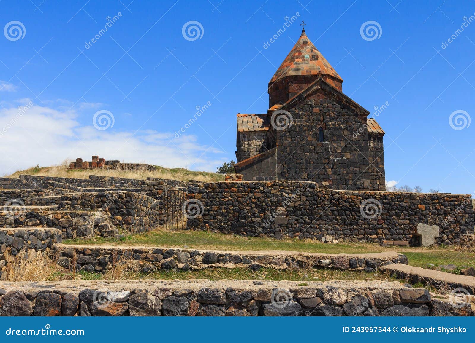 Los Edificios Del Antiguo Monasterio De Sevanavank Cerca Del Lago Sevan ...