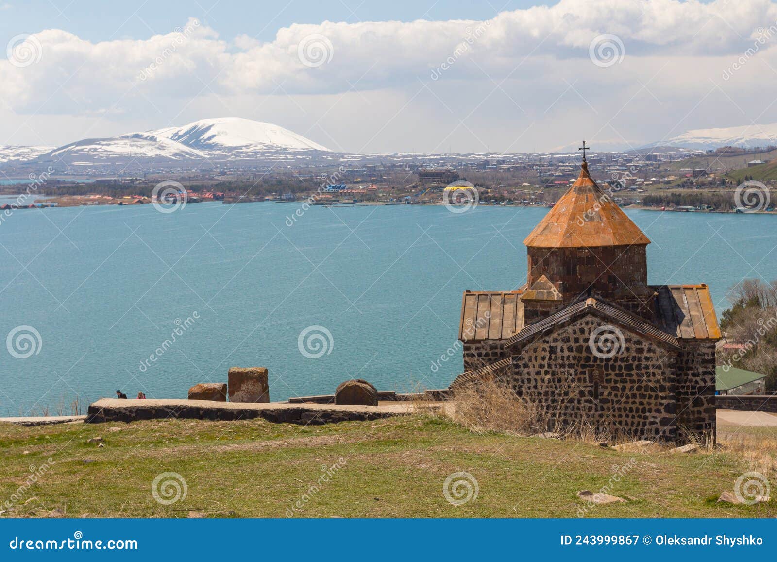 Los Edificios Del Antiguo Monasterio De Sevanavank Cerca Del Lago Sevan ...