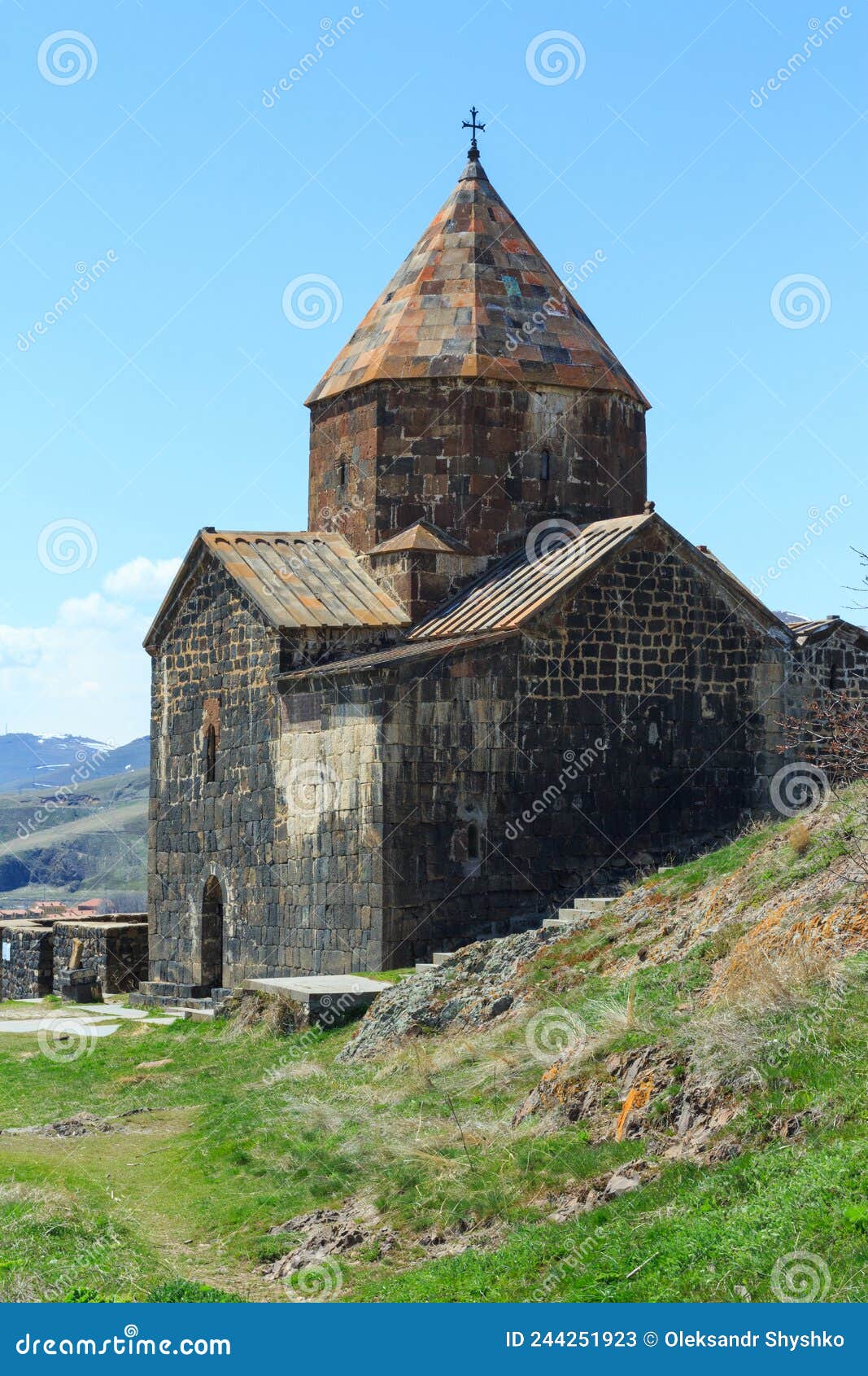 Los Edificios Del Antiguo Monasterio De Sevanavank Cerca Del Lago Sevan ...