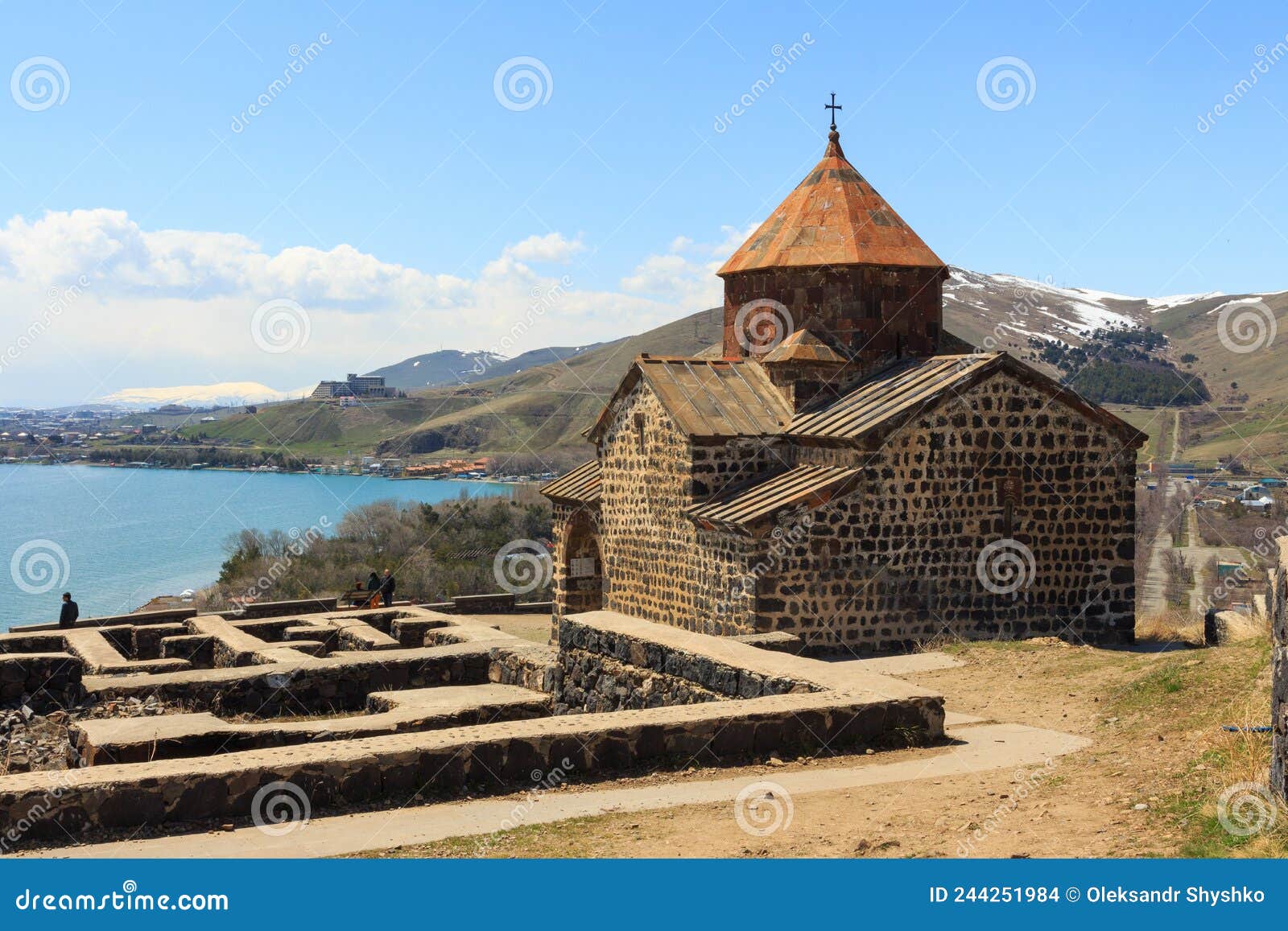 Los Edificios Del Antiguo Monasterio De Sevanavank Cerca Del Lago Sevan ...