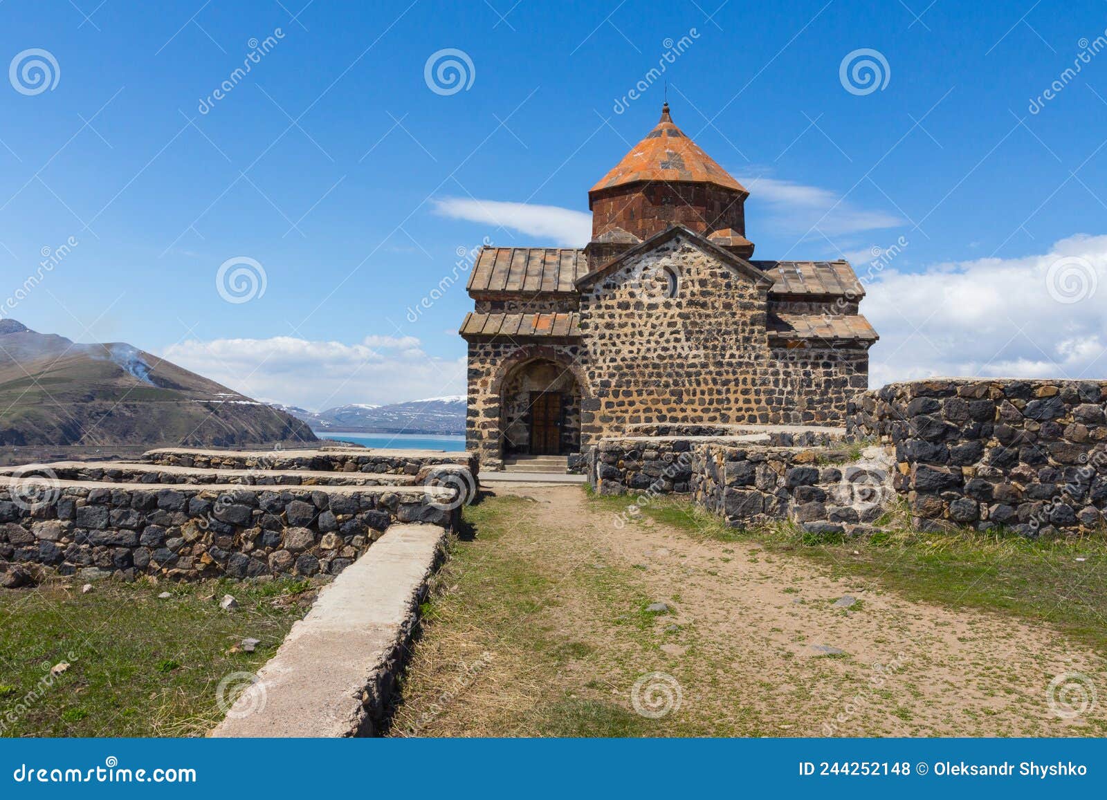 Los Edificios Del Antiguo Monasterio De Sevanavank Cerca Del Lago Sevan ...