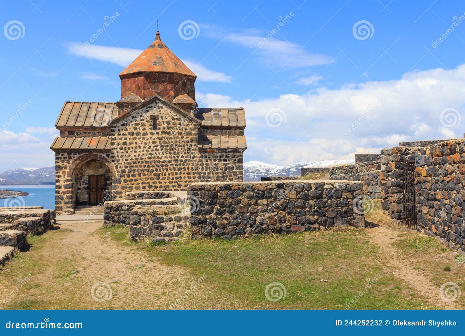 Los Edificios Del Antiguo Monasterio De Sevanavank Cerca Del Lago Sevan ...