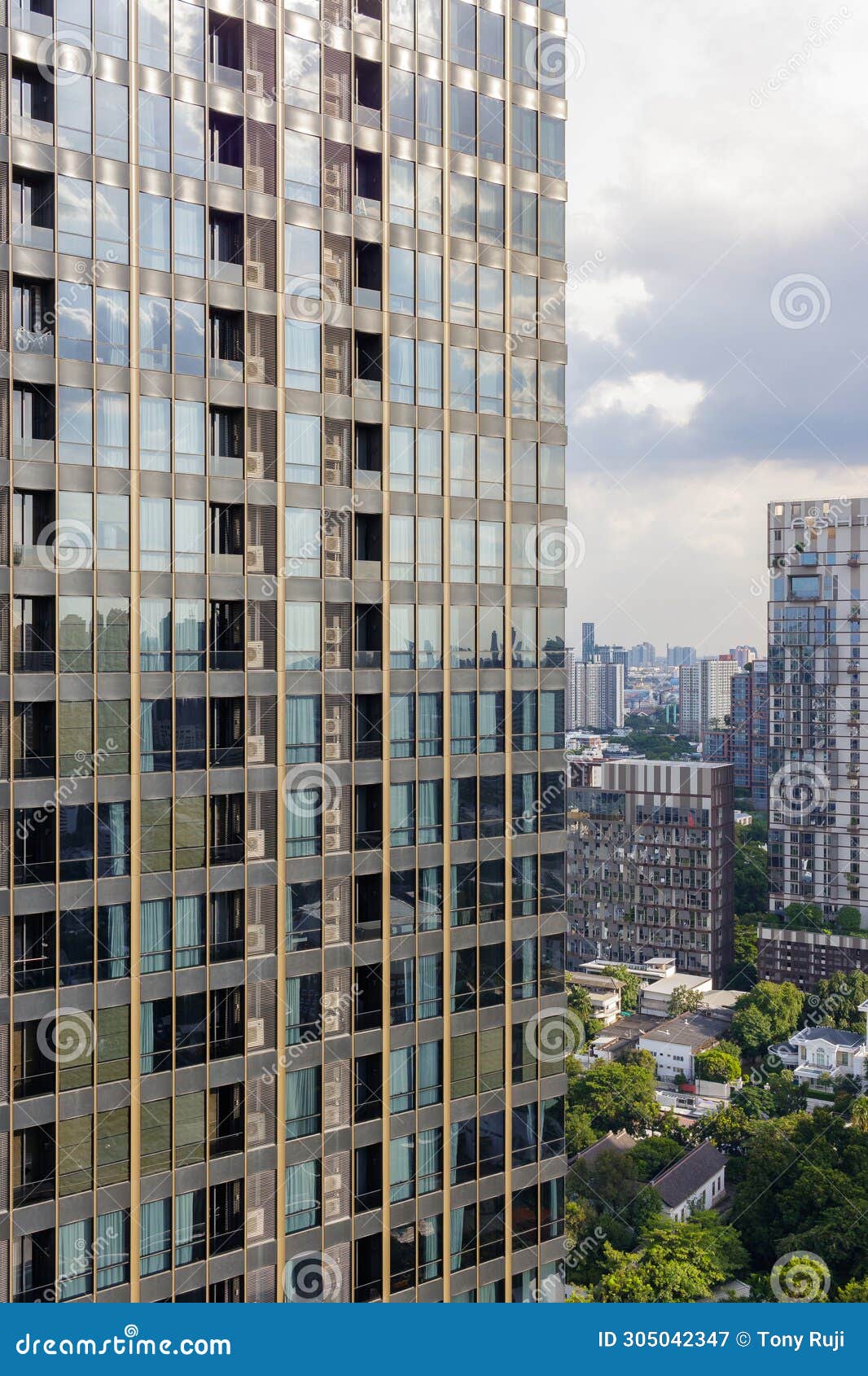 Los Edificios Modernos Altos Tienen Muchas Ventanas Imagen de archivo ...