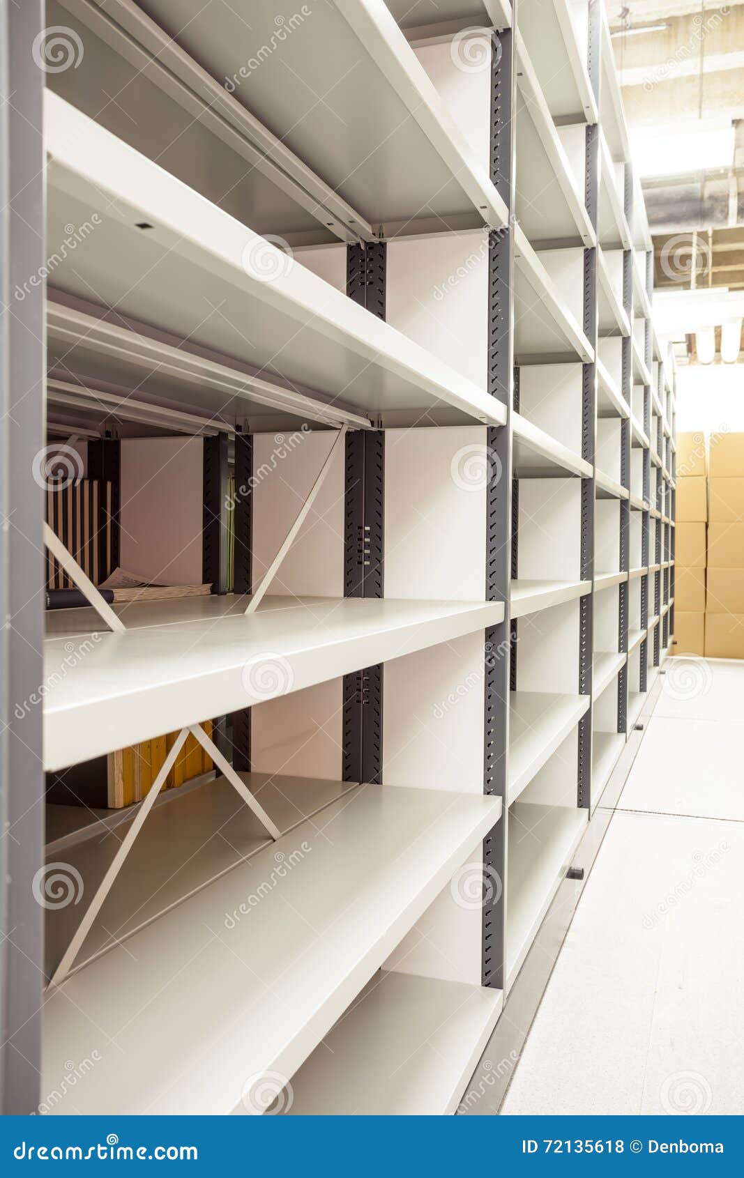Los estantes del mueble foto de archivo. Imagen de expediente - 72135618