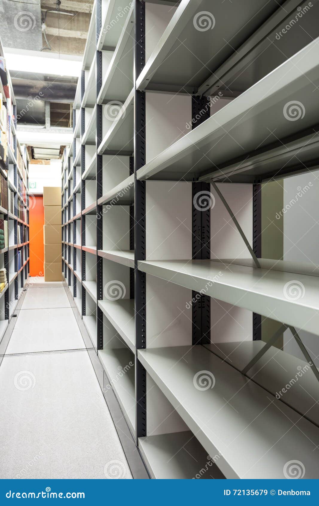 Los estantes del mueble imagen de archivo. Imagen de cabina - 72135679