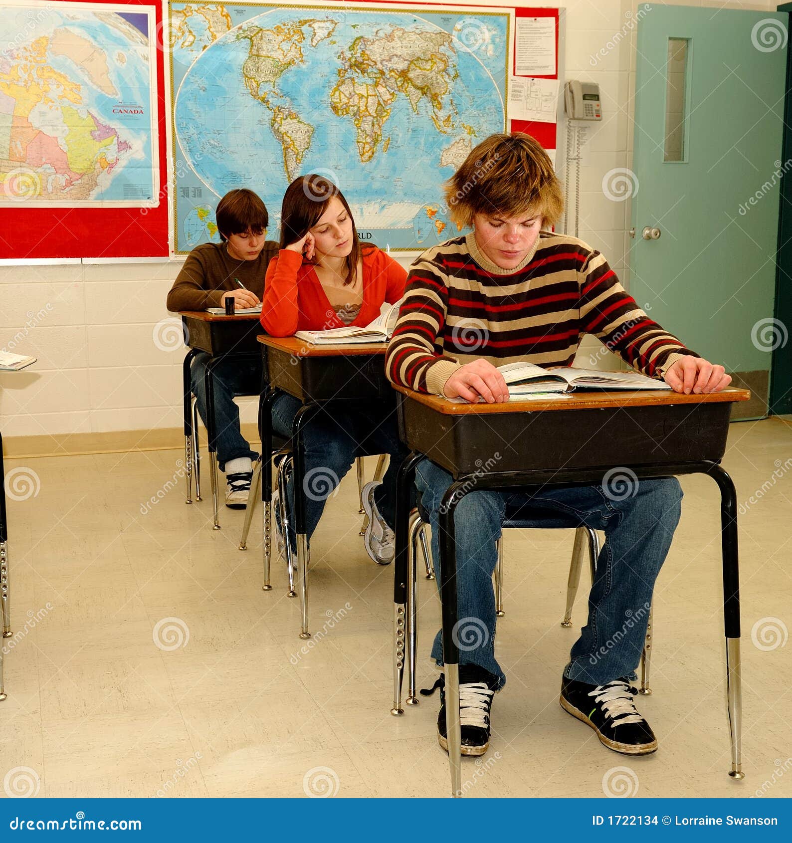 Los Estudiantes Aprenden En Sala De Clase Foto de archivo - Imagen de ...
