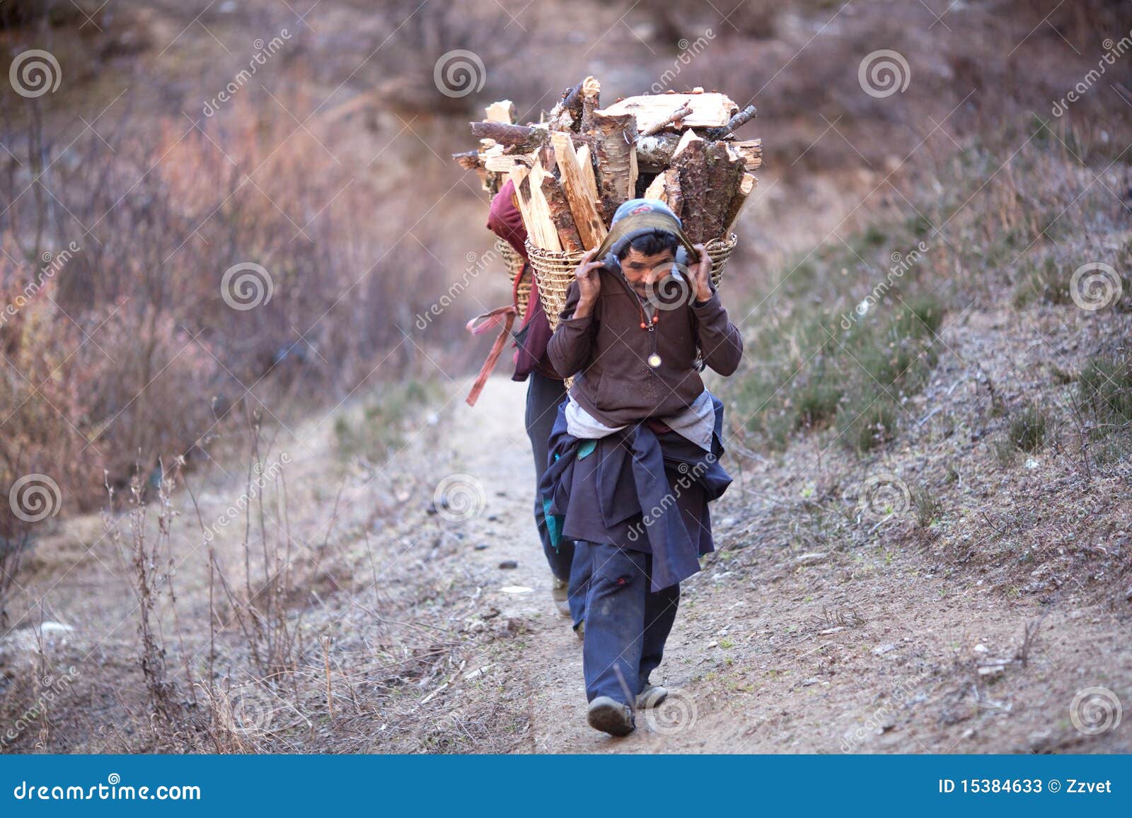 Los Hombres De Gorkhas Llevan La Cesta Pesada En El Himalaya Foto De