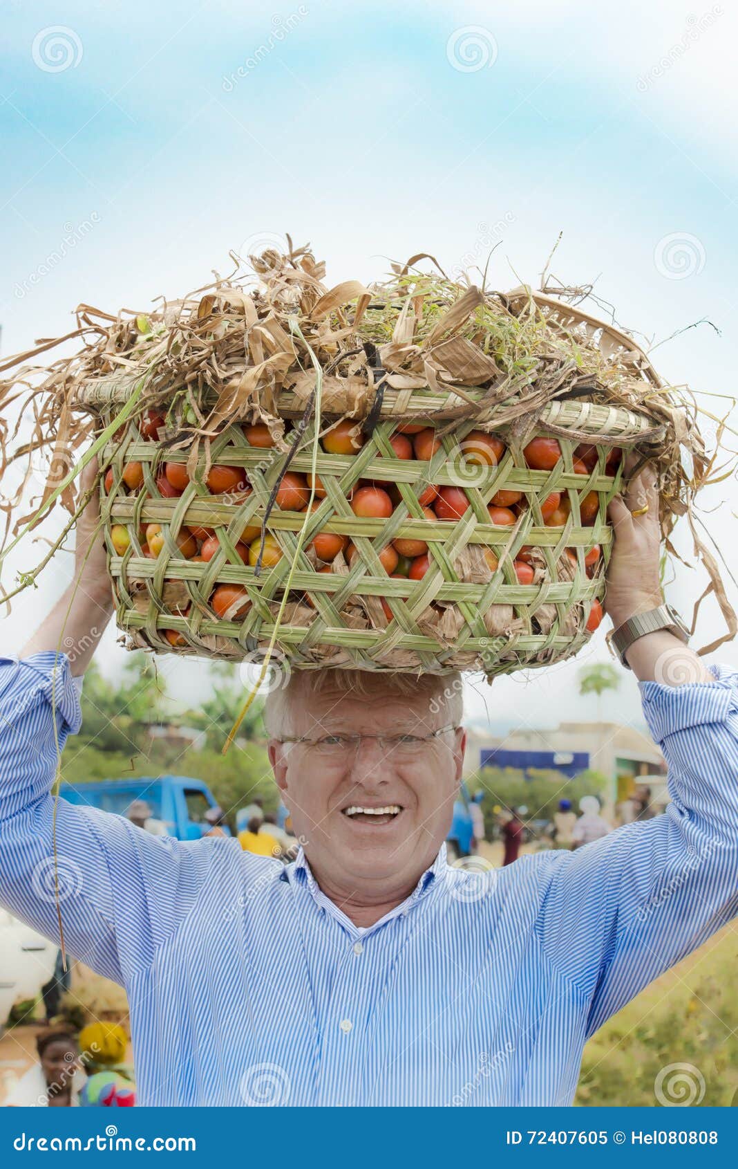 Los Intentos Europeos Del Hombre Para Llevar La Cesta Del Tomate En La ... Los Intentos Europeos Del Hombre Para Llevar La Cesta Del Tomate En La ...