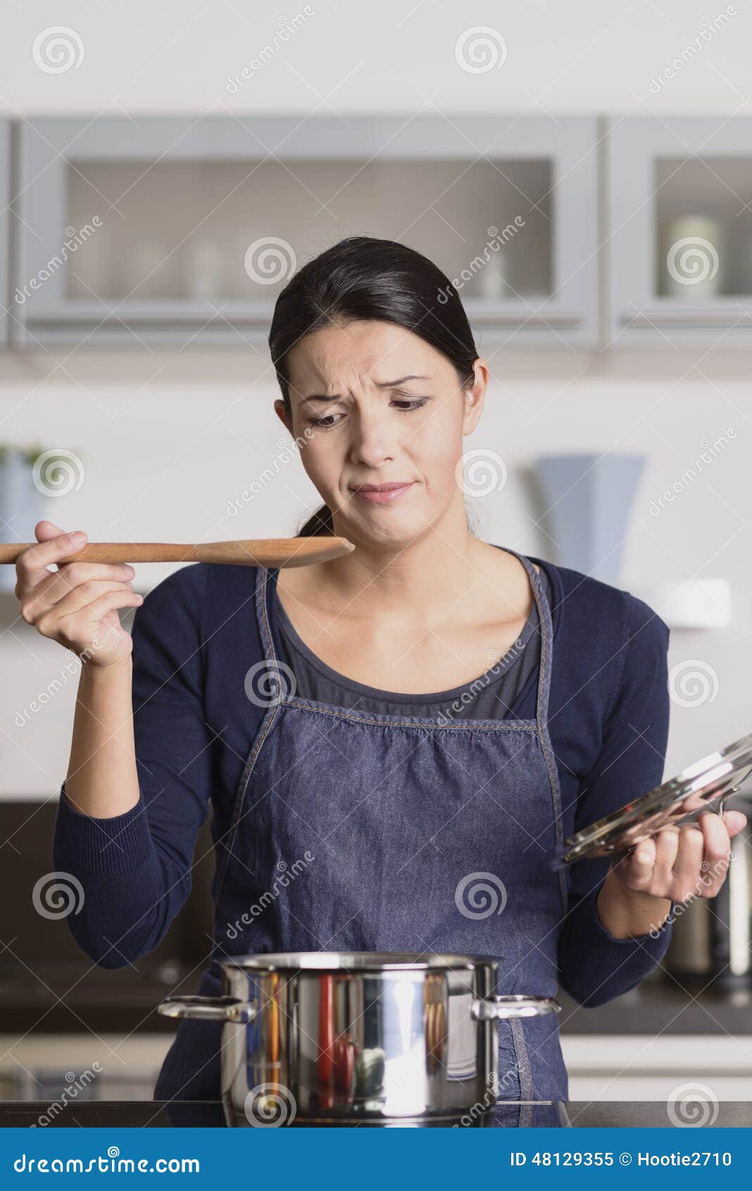 Los Jóvenes Cocinan Probar Su Comida Con Una Mueca Imagen de archivo ...