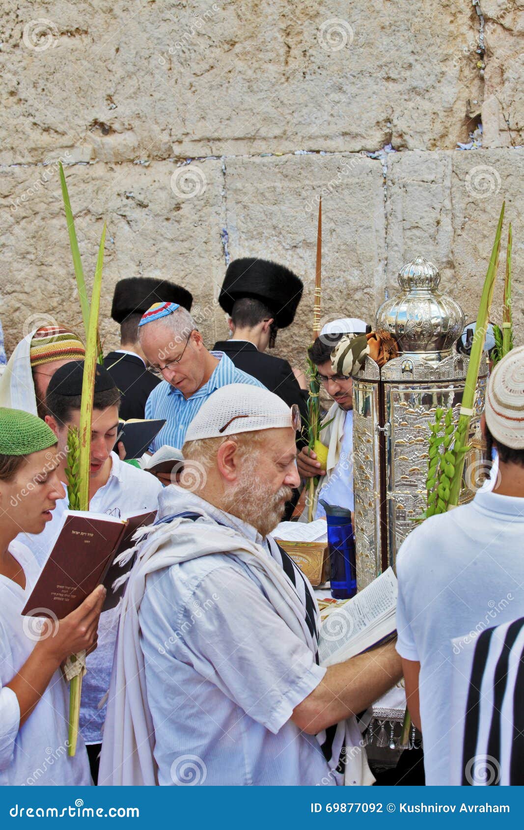 Los Judíos En Tallit Tradicional Fotografía editorial - Imagen de ...