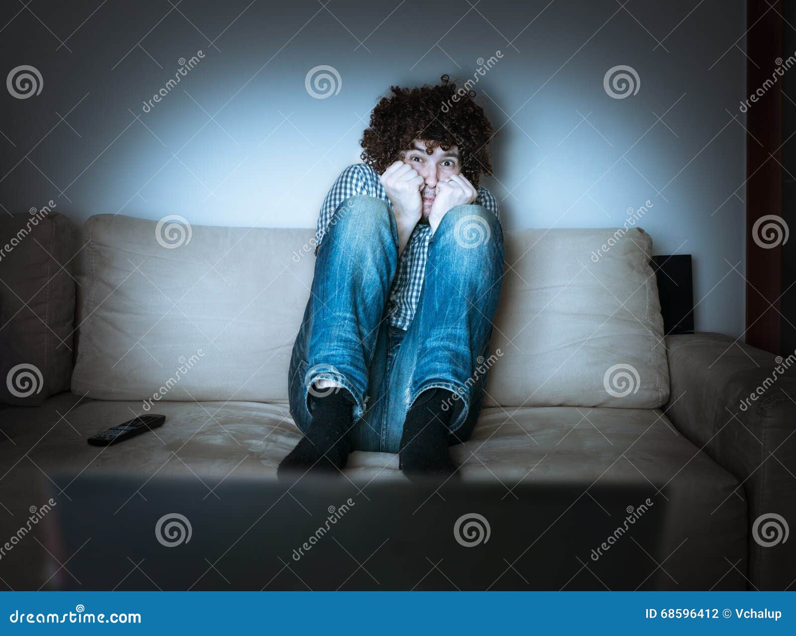 Los Jóvenes Asustados Sirven Están Mirando Horror O La Novela De