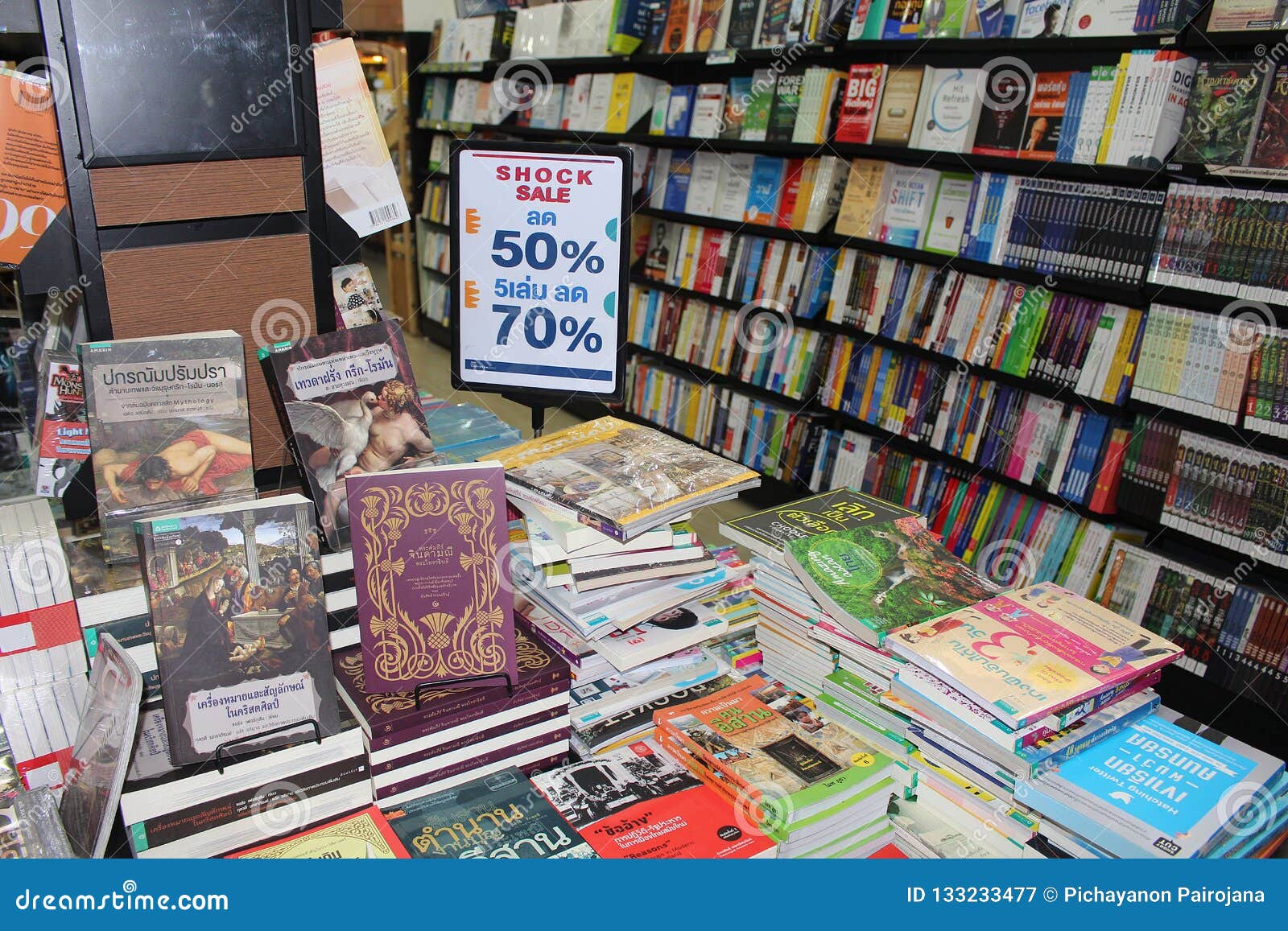 Los libros en venta fotografía editorial. Imagen de cultura - 133233477