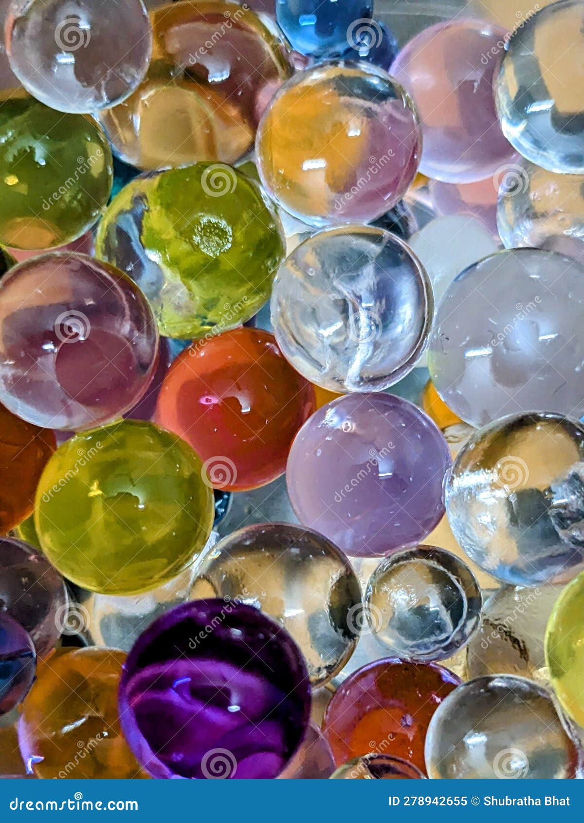 Los Llamativos Colores De Las Bolas De Agua Imagen de archivo - Imagen ...