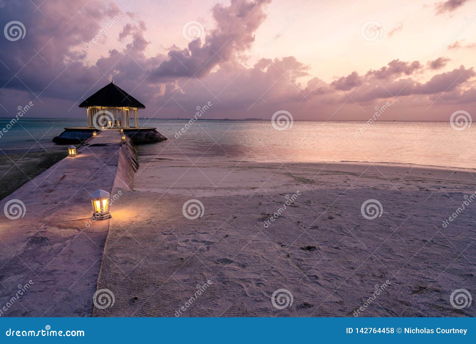 Los Maldivas hermosos foto de archivo. Imagen de playa - 142764458