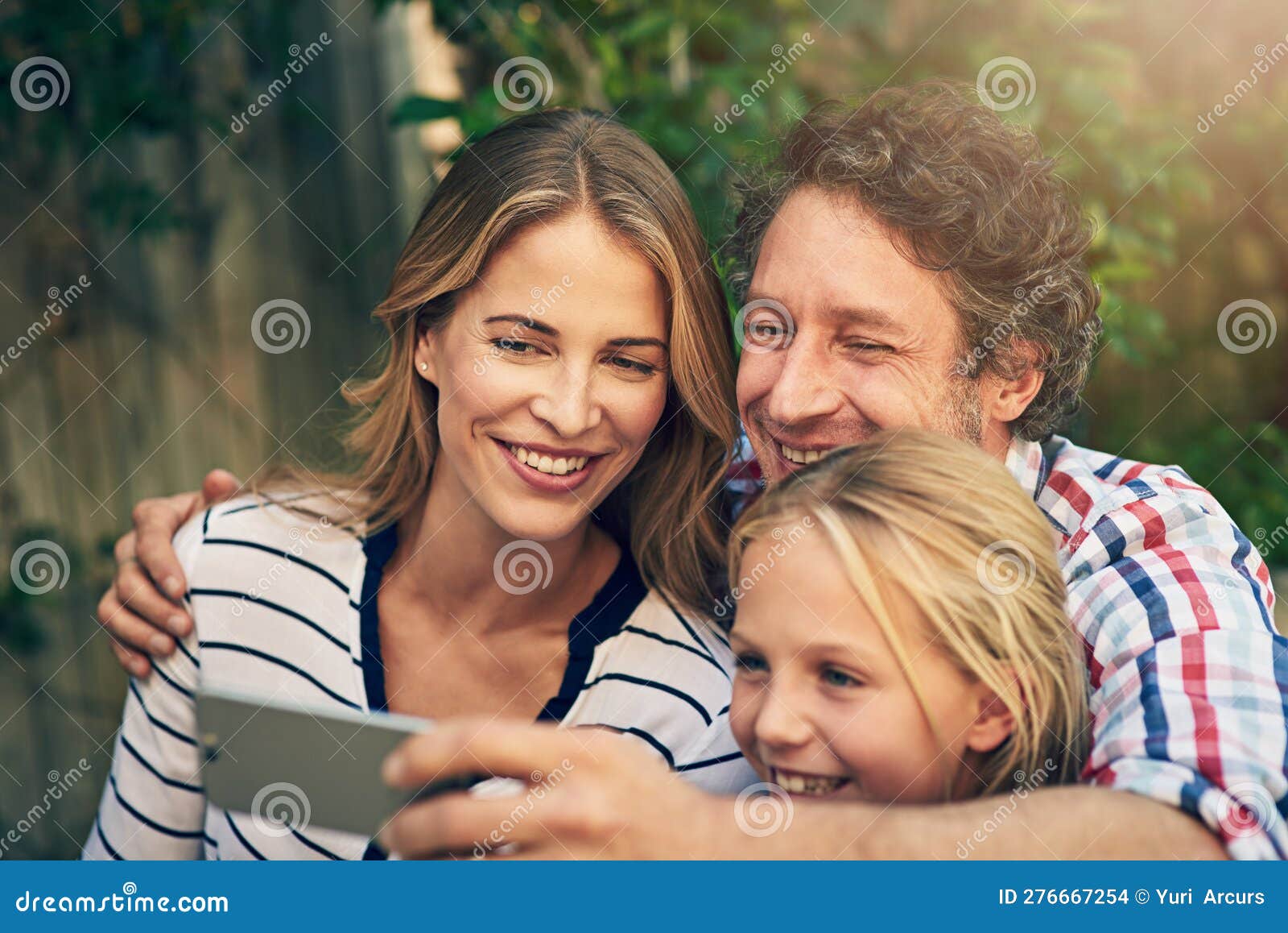 Los Mejores Recuerdos Se Hacen Con La Familia Una Familia Feliz Tomando Un Selfie Juntos En Su