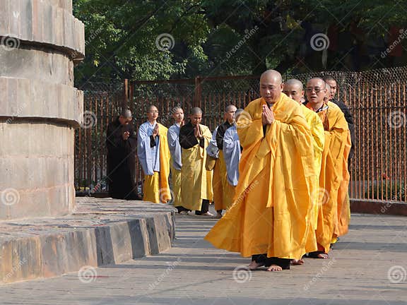 Los Monjes Y Las Monjas Japoneses Realizan Rituales Budistas Fotografía ... Los Monjes Y Las Monjas Japoneses Realizan Rituales Budistas Fotografía ...