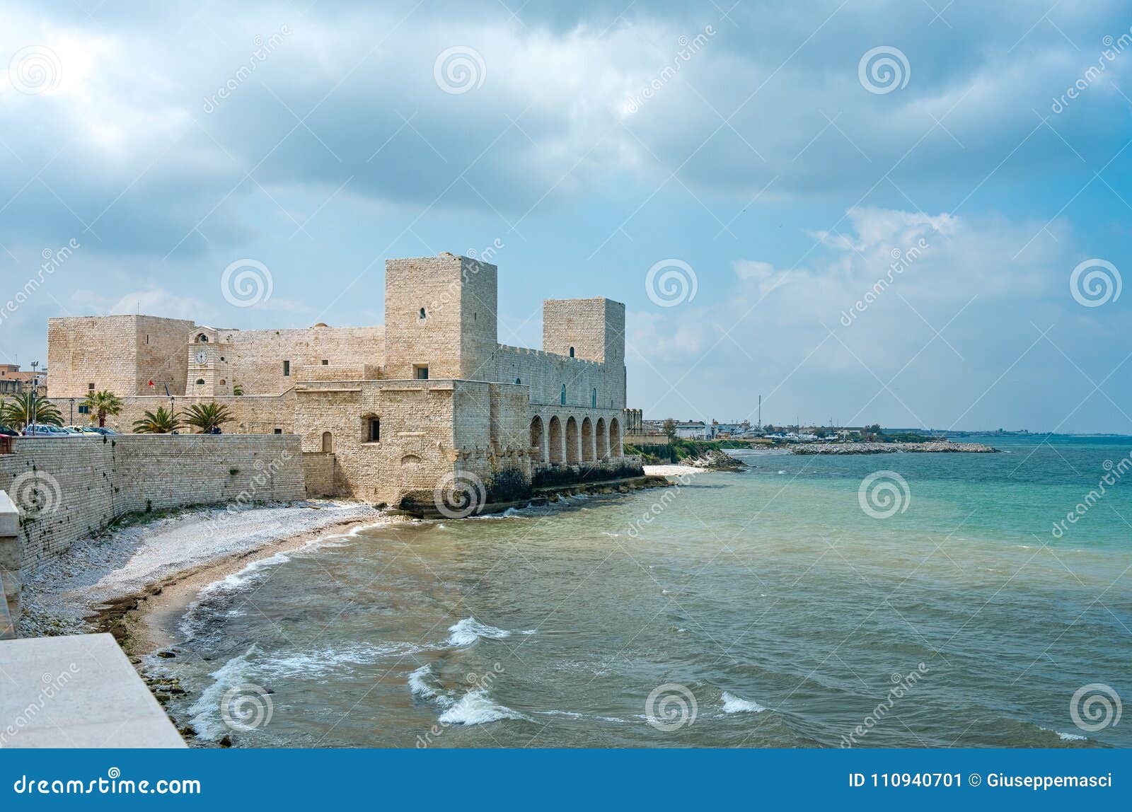 Los Monumentos Imponentes De Trani Foto editorial - Imagen de nadie ...