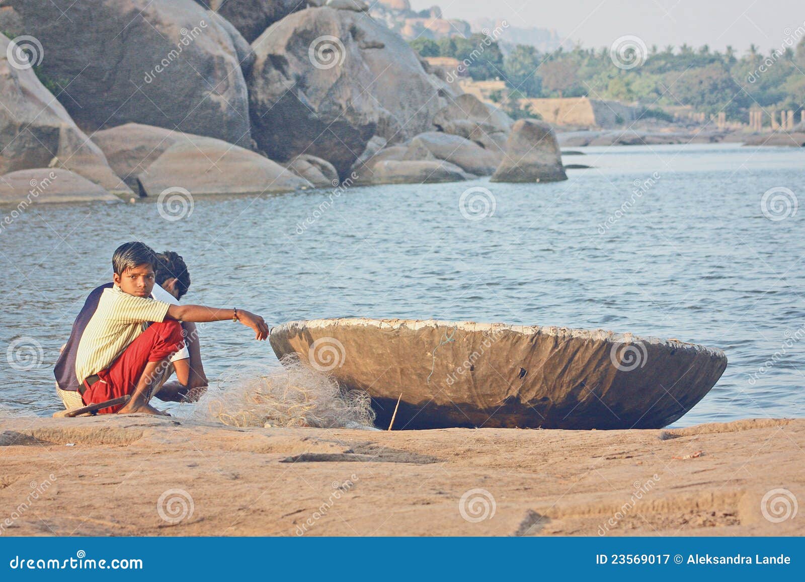 Los Muchachos Indios Acercan a La Pesca Del Barco Fotografía editorial ...