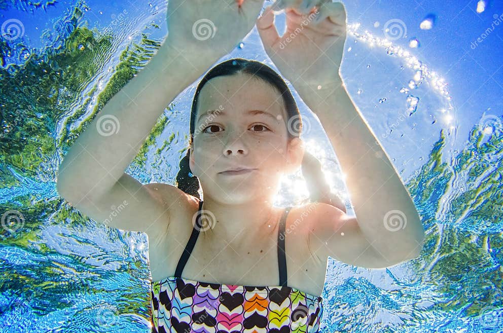 Los Niños Nadan Bajo El Agua En La Piscina Una Adolescente Activa Feliz Se Suba Y Se Divierte