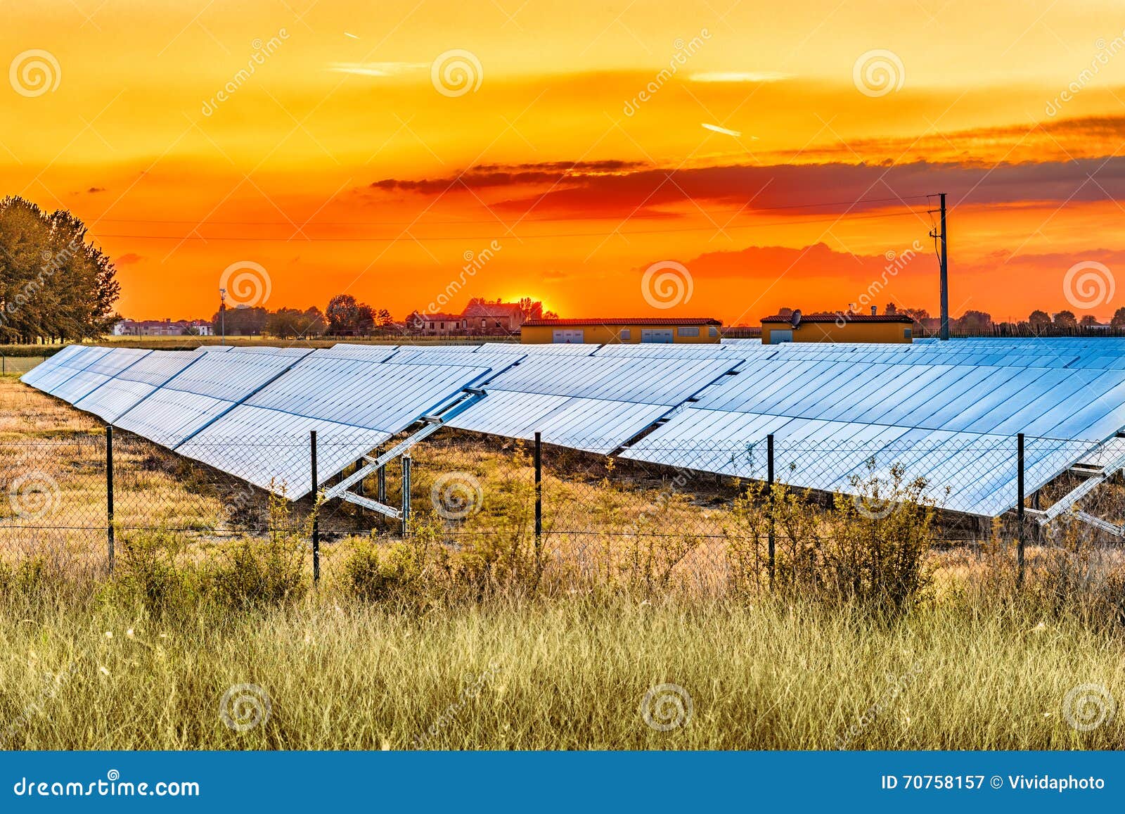 Los Paneles Fotovoltaicos En El Campo Imagen de archivo - Imagen de ...