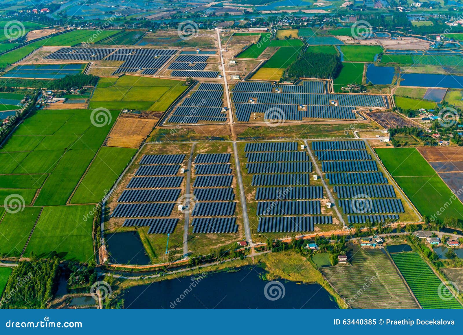 Los Paneles Solares De La Granja Solar Imagen de archivo - Imagen de ...
