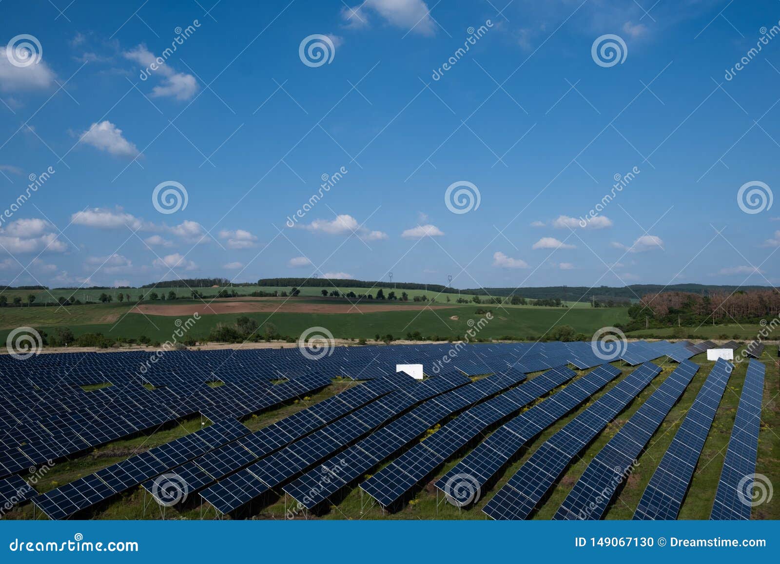Los Paneles Solares En El Campo Foto de archivo - Imagen de ambiental ...