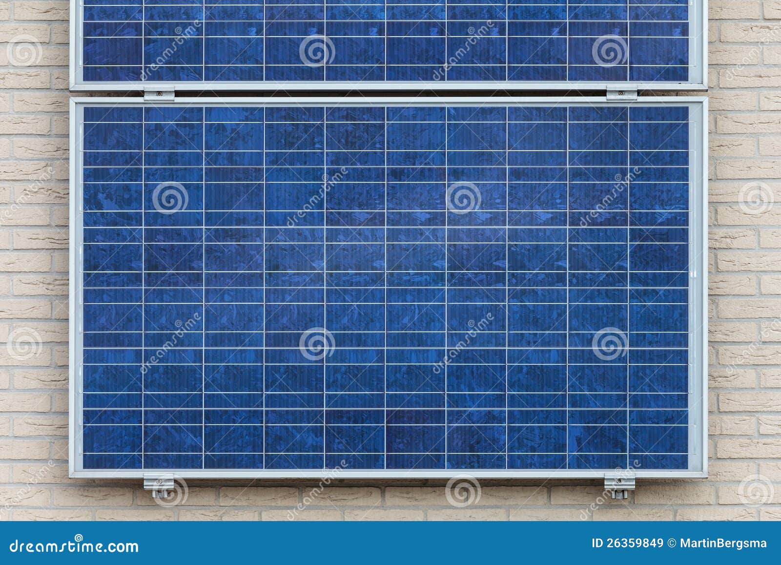 Los Paneles Solares En Una Pared Vertical Imagen de archivo - Imagen de ...