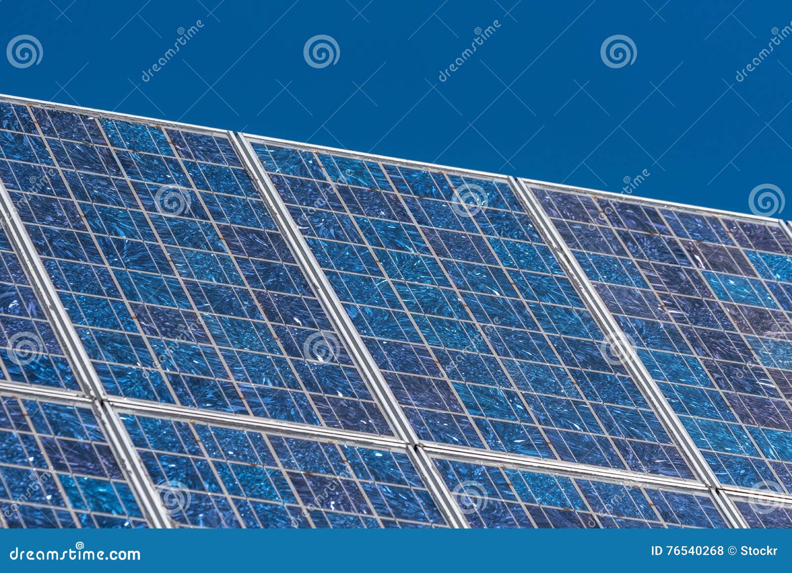 Los Paneles Solares Modernos Foto de archivo - Imagen de célula, tierra ...