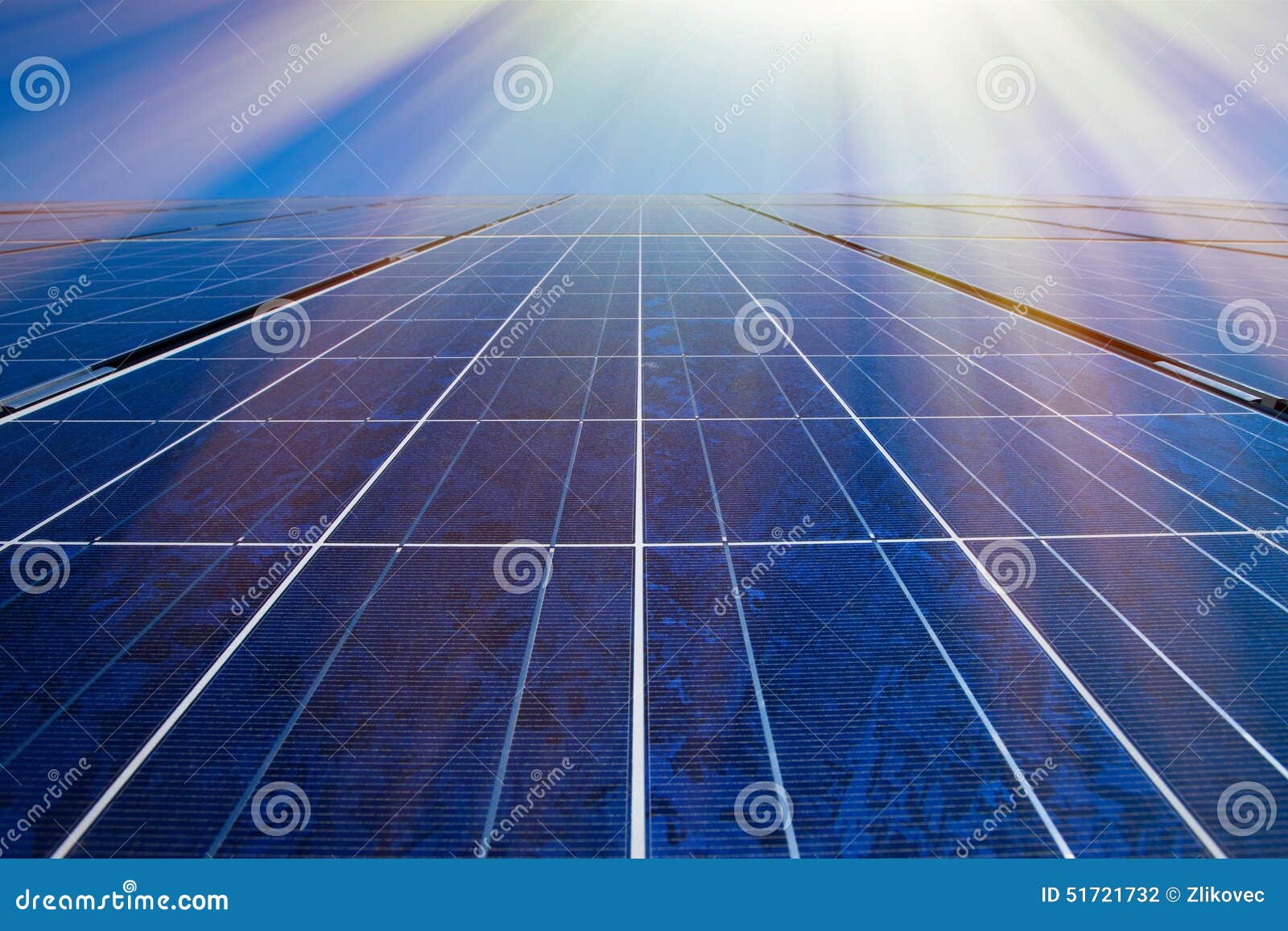 Los Paneles Solares Y Rayos Solares Foto de archivo - Imagen de ...