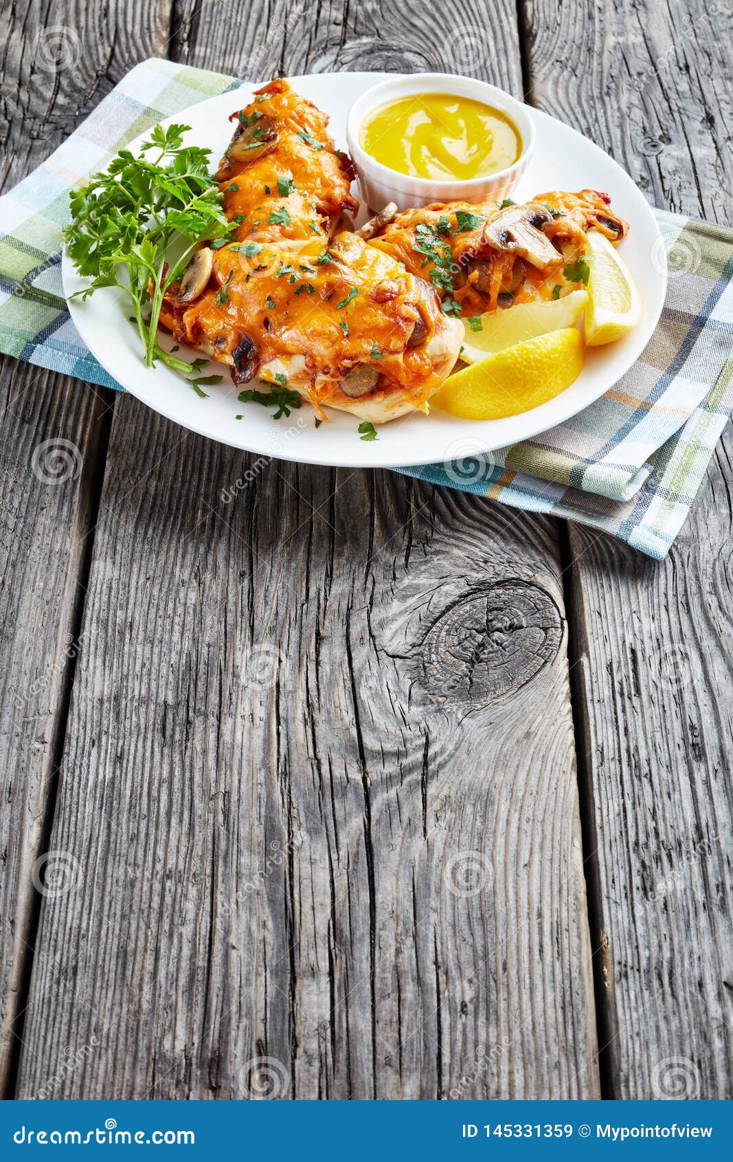 Los Pechos De Aussie Chicken Remataron Con Queso Derretido Imagen de ...