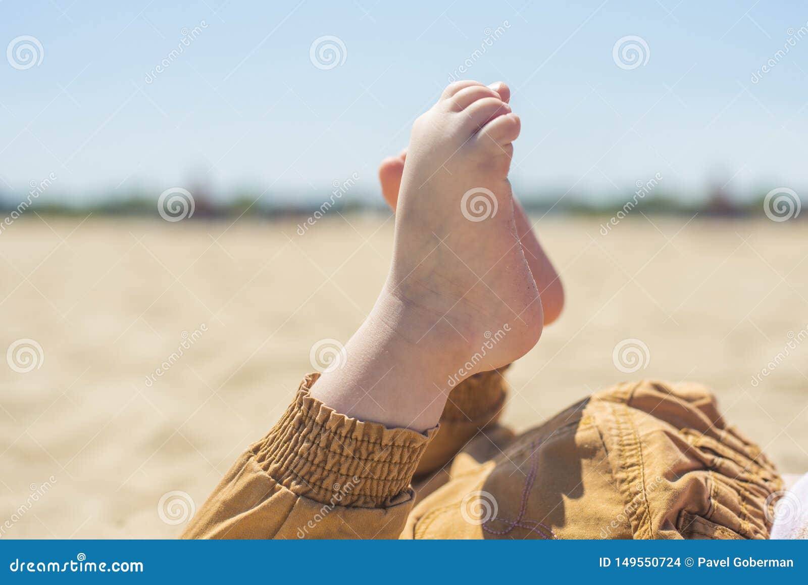Los Pies De Los Nios Desnudos En La Playa Primer Foto De Archivo Imagen De Feliz Paisaje