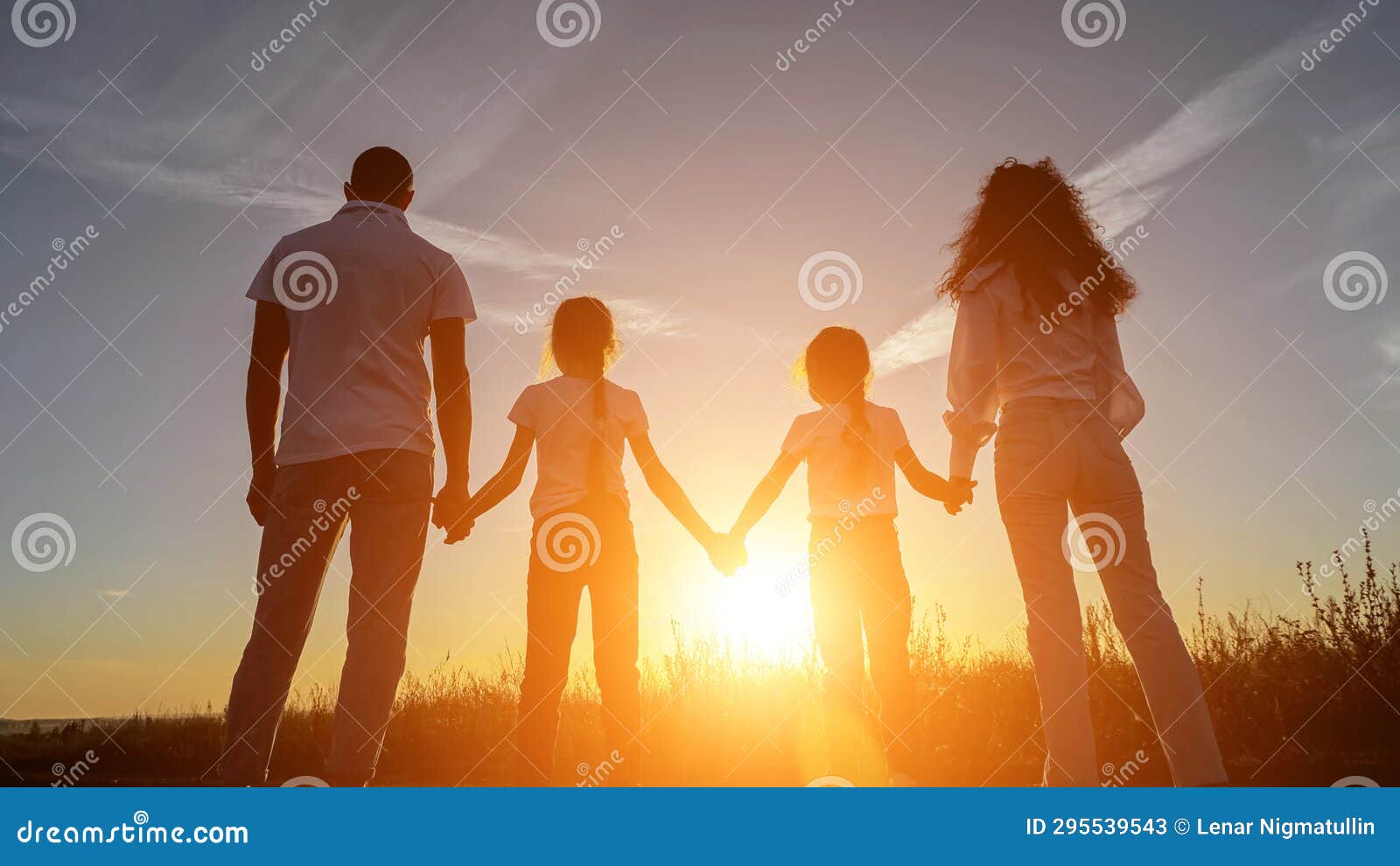 Los Rayos Solares Caen Sobre La Familia Que Se Mantiene En El Campo Al Atardecer Imagen De