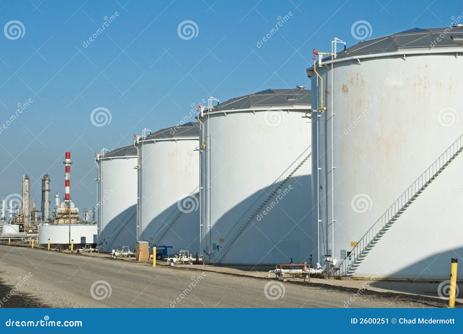 Los Tanques De La Refinería De Petróleo Imagen de archivo - Imagen de ...