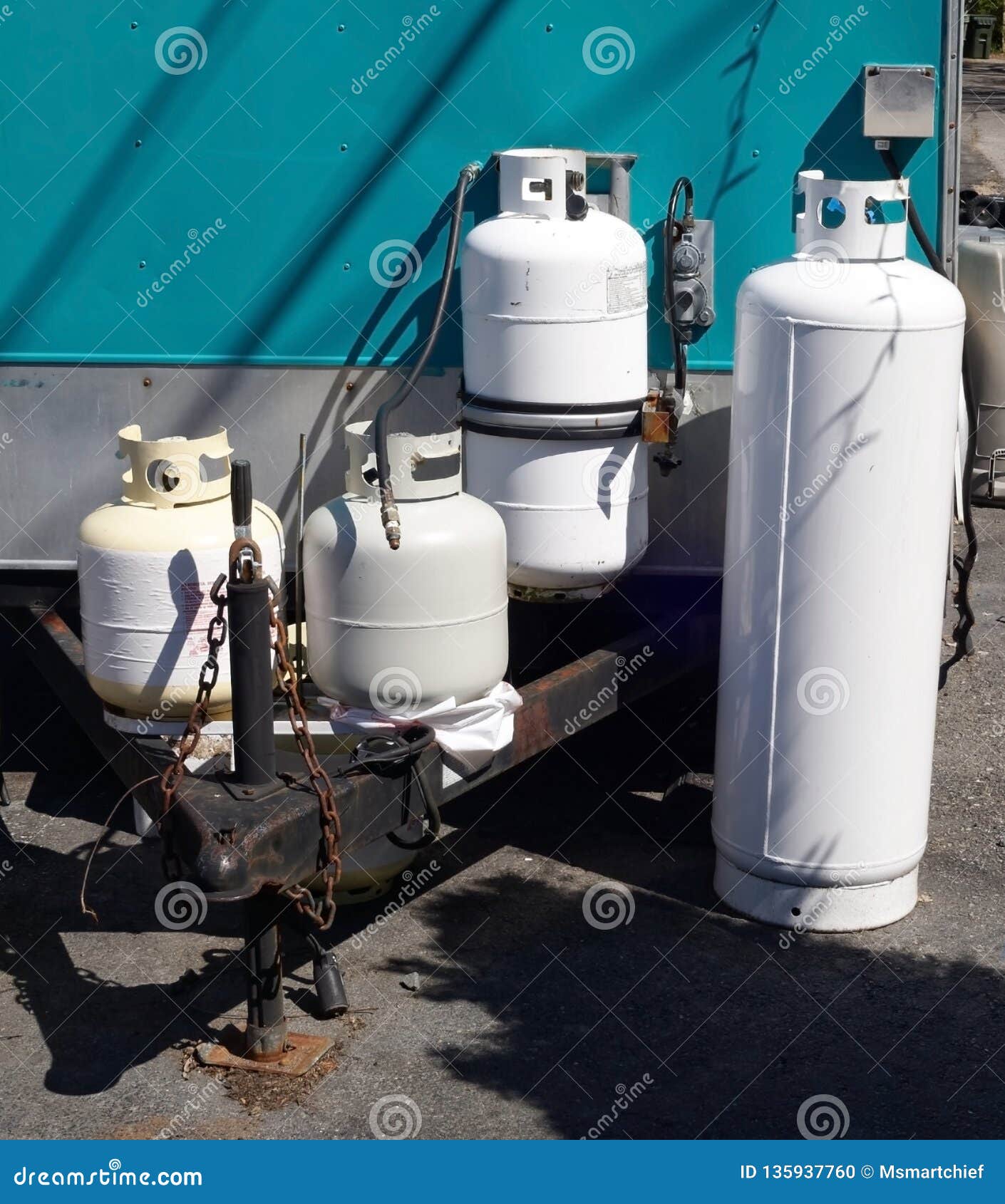 Los Tanques De Propano Del Camión De La Comida Foto de archivo - Imagen ...