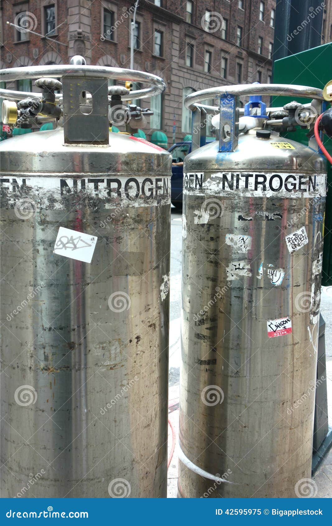 Los tanques del nitrógeno imagen de archivo. Imagen de tanques - 42595975