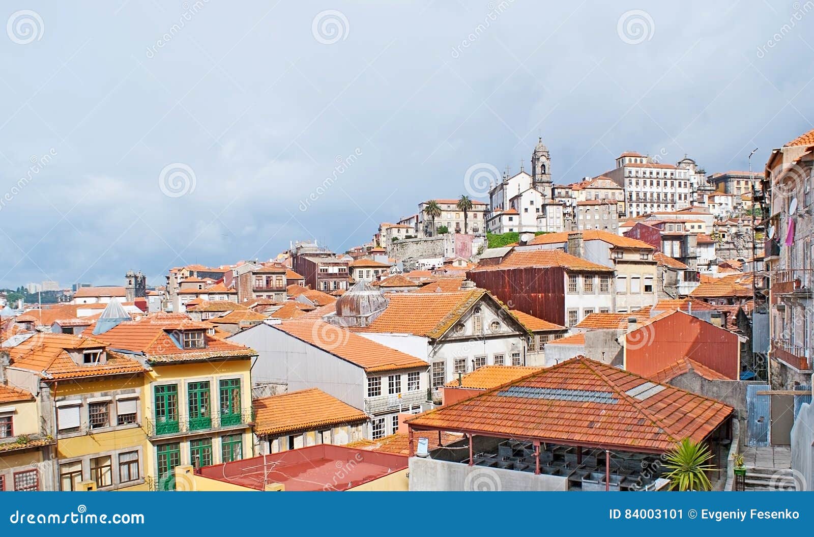 Los tejados tejados rojos imagen de archivo. Imagen de catolicismo ...