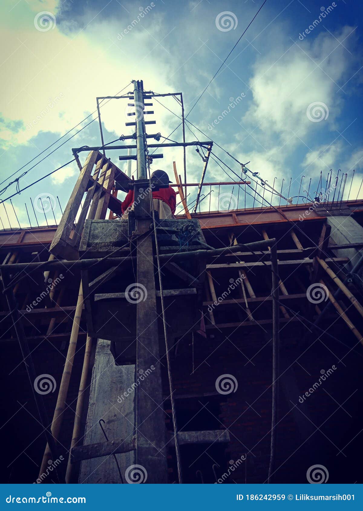 Los Trabajadores Trabajan Como Constructores Que Completan Los ...