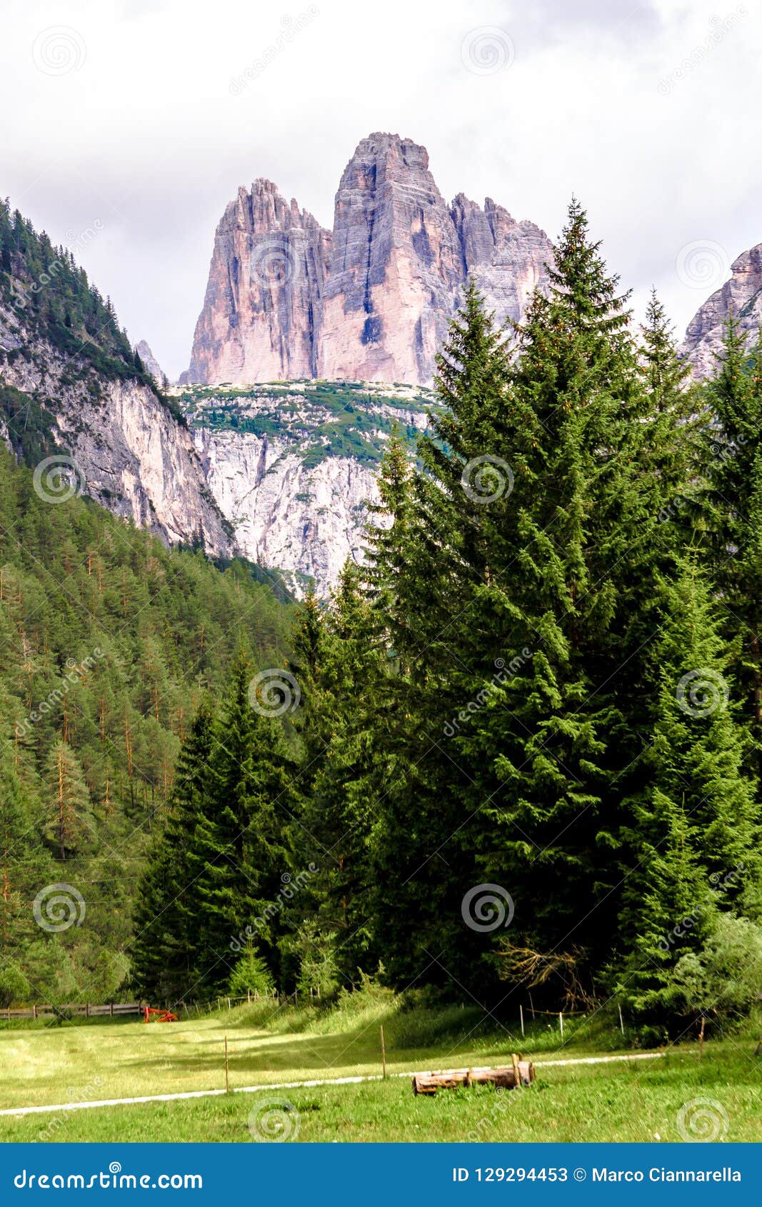 Los Tres Picos De Lavaredo, Italia Imagen de archivo - Imagen de subida ...