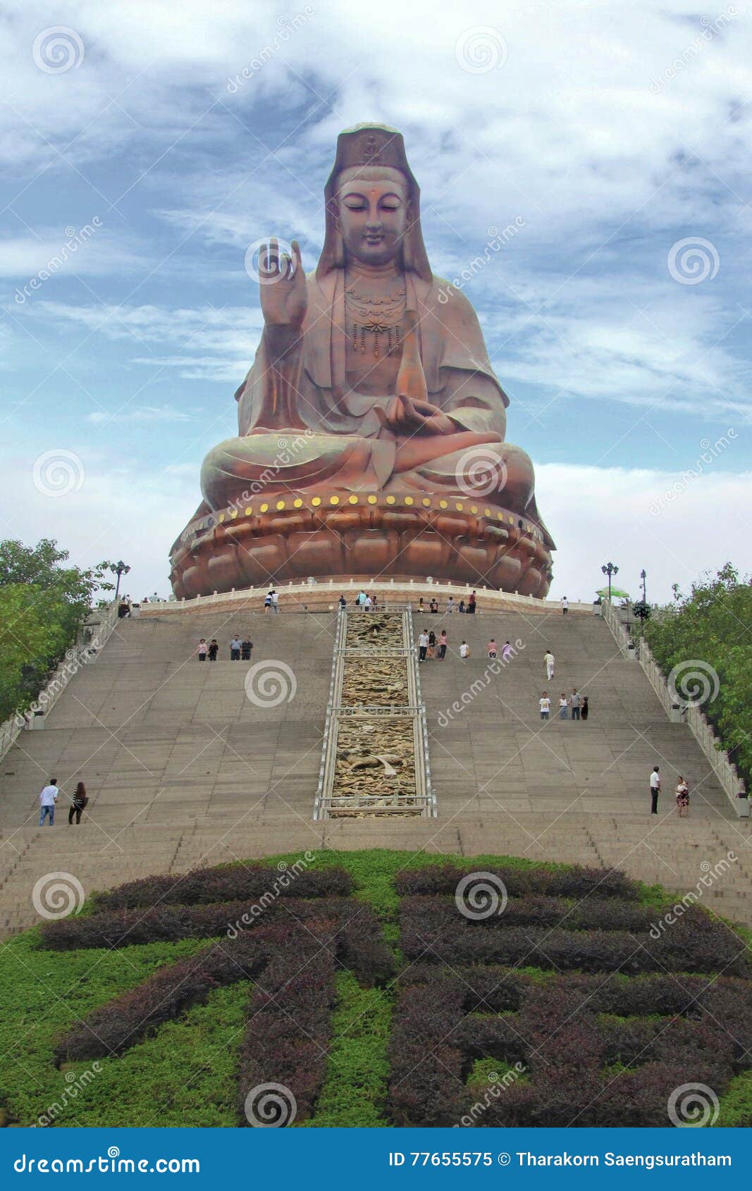 Los Turistas Visitan a Gran Buda, China Imagen editorial - Imagen de ...