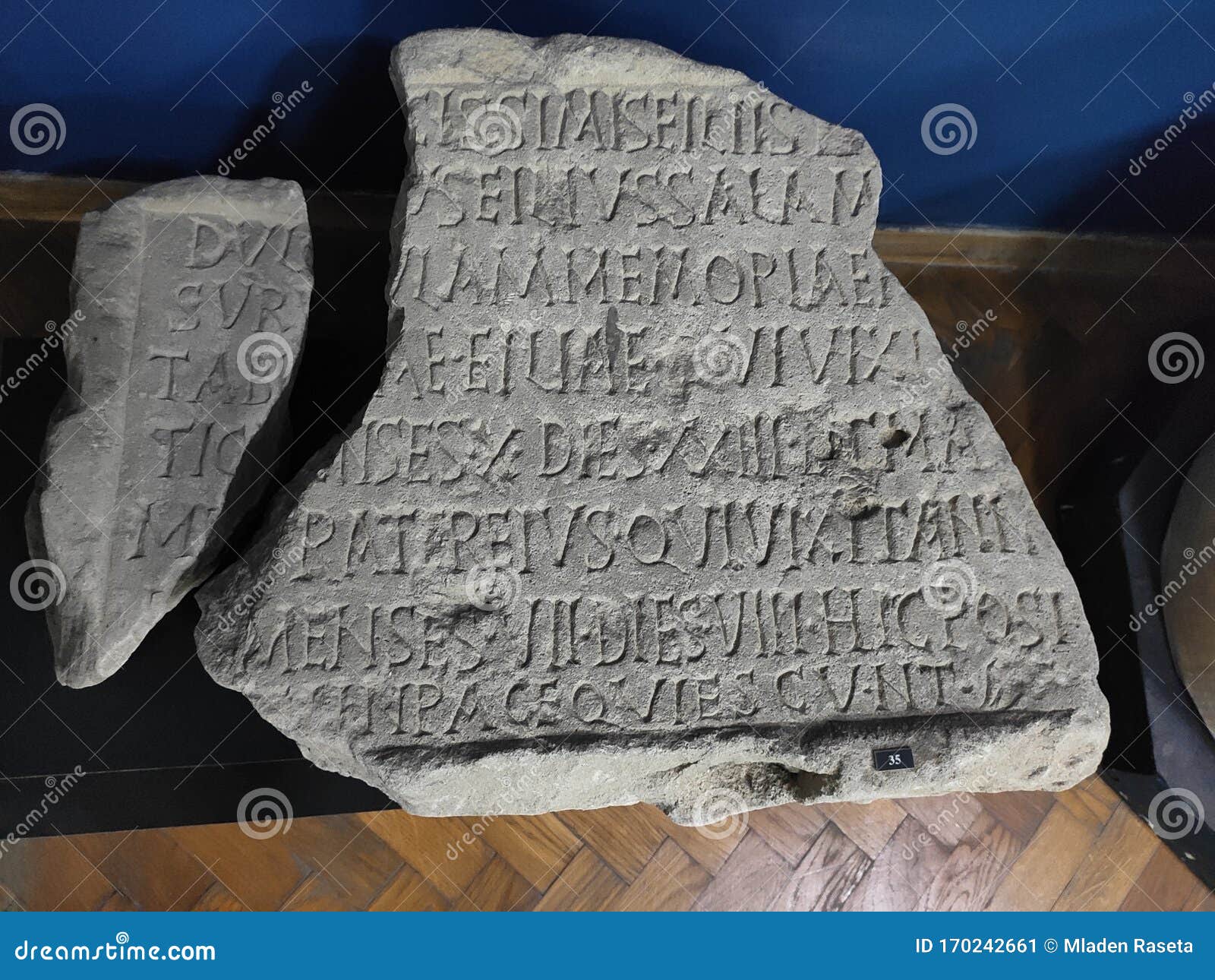 Losa Romana Rota Con Inscripciones Imagen de archivo - Imagen de losa ...