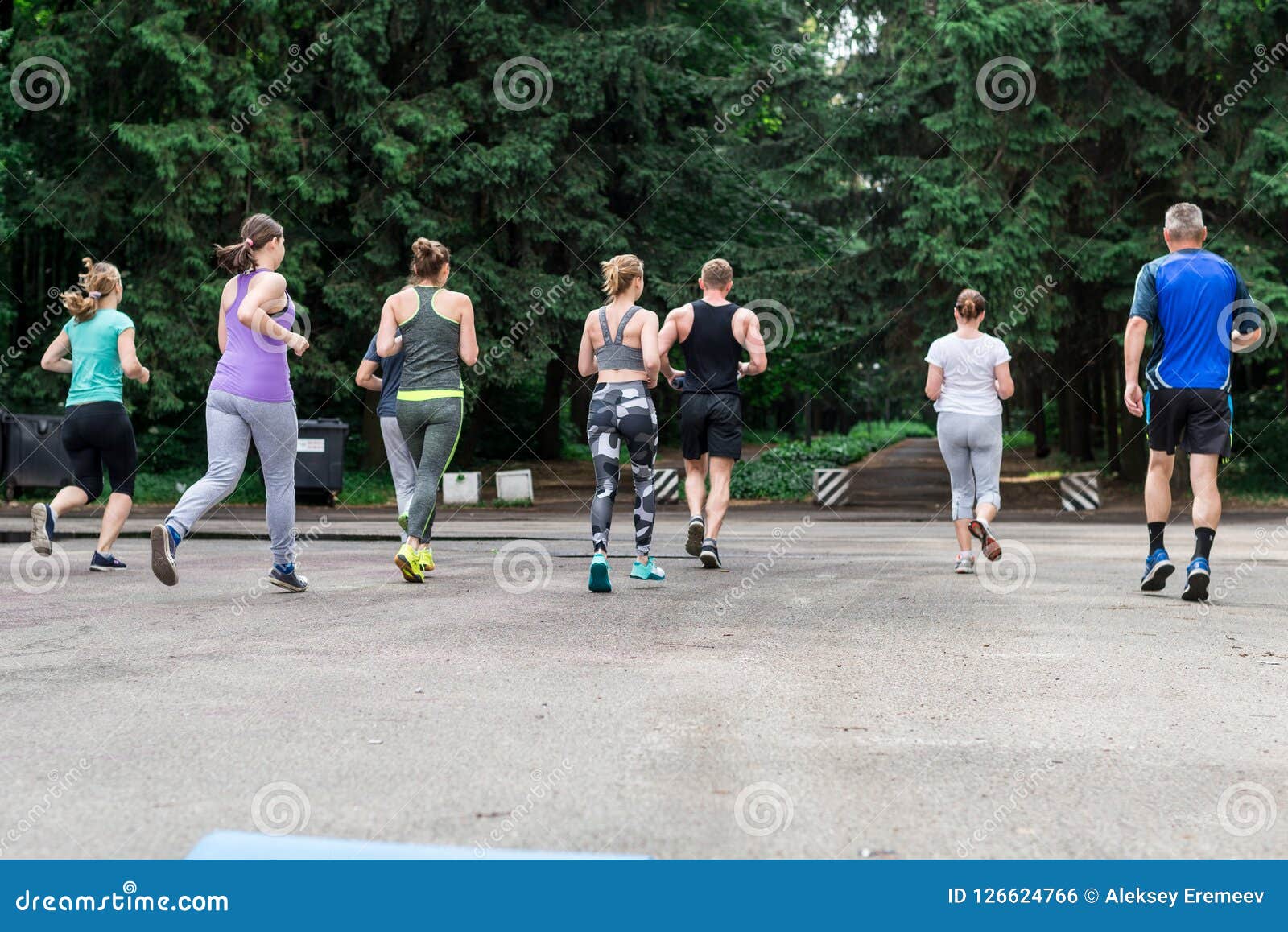 A lot of people on the run editorial photo. Image of frame - 126624766