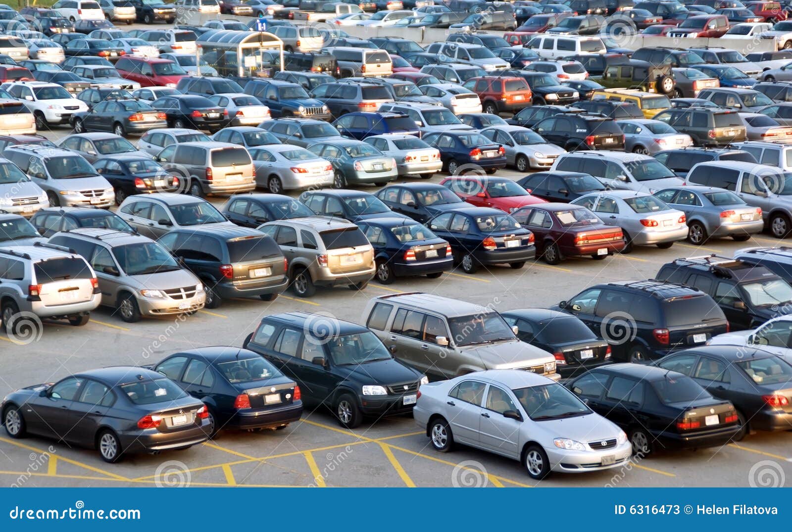 Lote De Estacionamento Cheio Foto de Stock Editorial - Imagem de ...