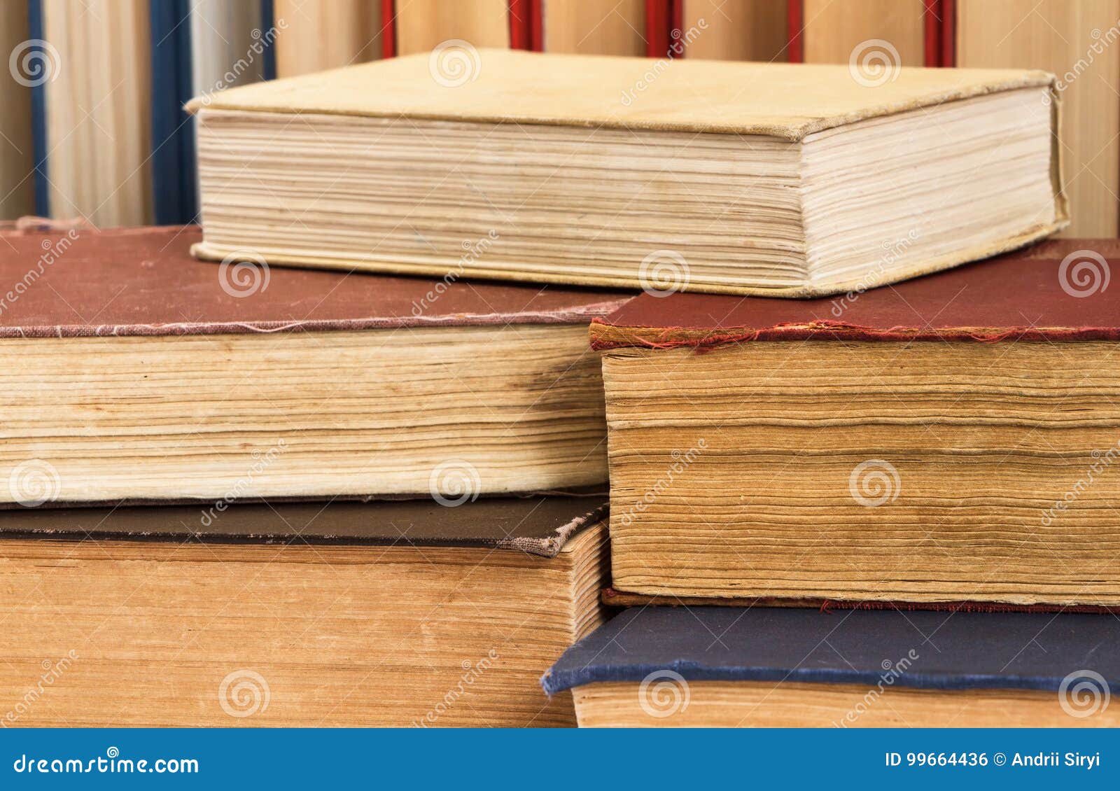 Lote Dos Livros Na Tabela Na Biblioteca Foto de Stock - Imagem de ...