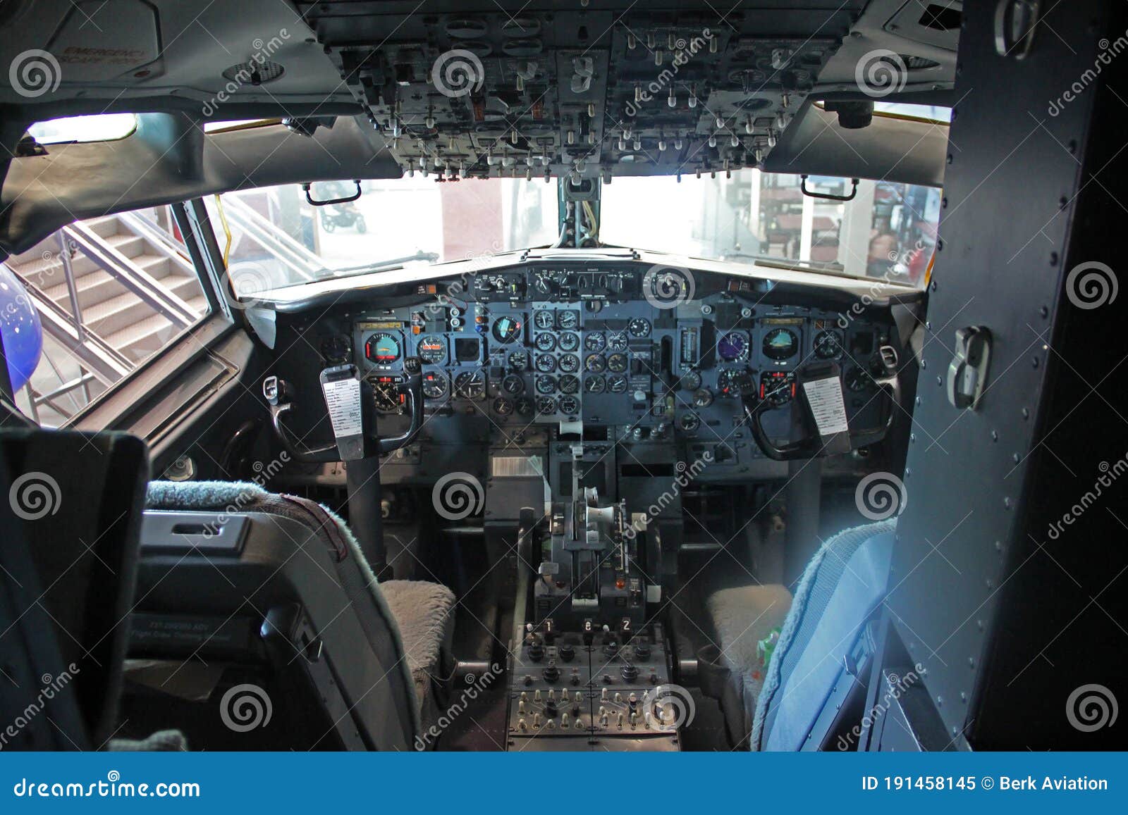 Boeing 737 cockpit editorial image. Image of mission - 191458145
