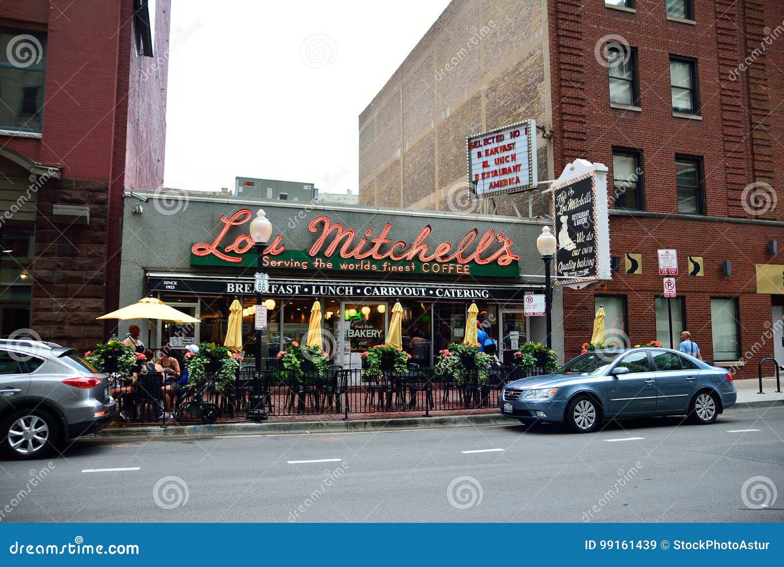 Lou Mitchell-` S Restaurant, Ist Ein Chicago-Restaurant Redaktionelles ...