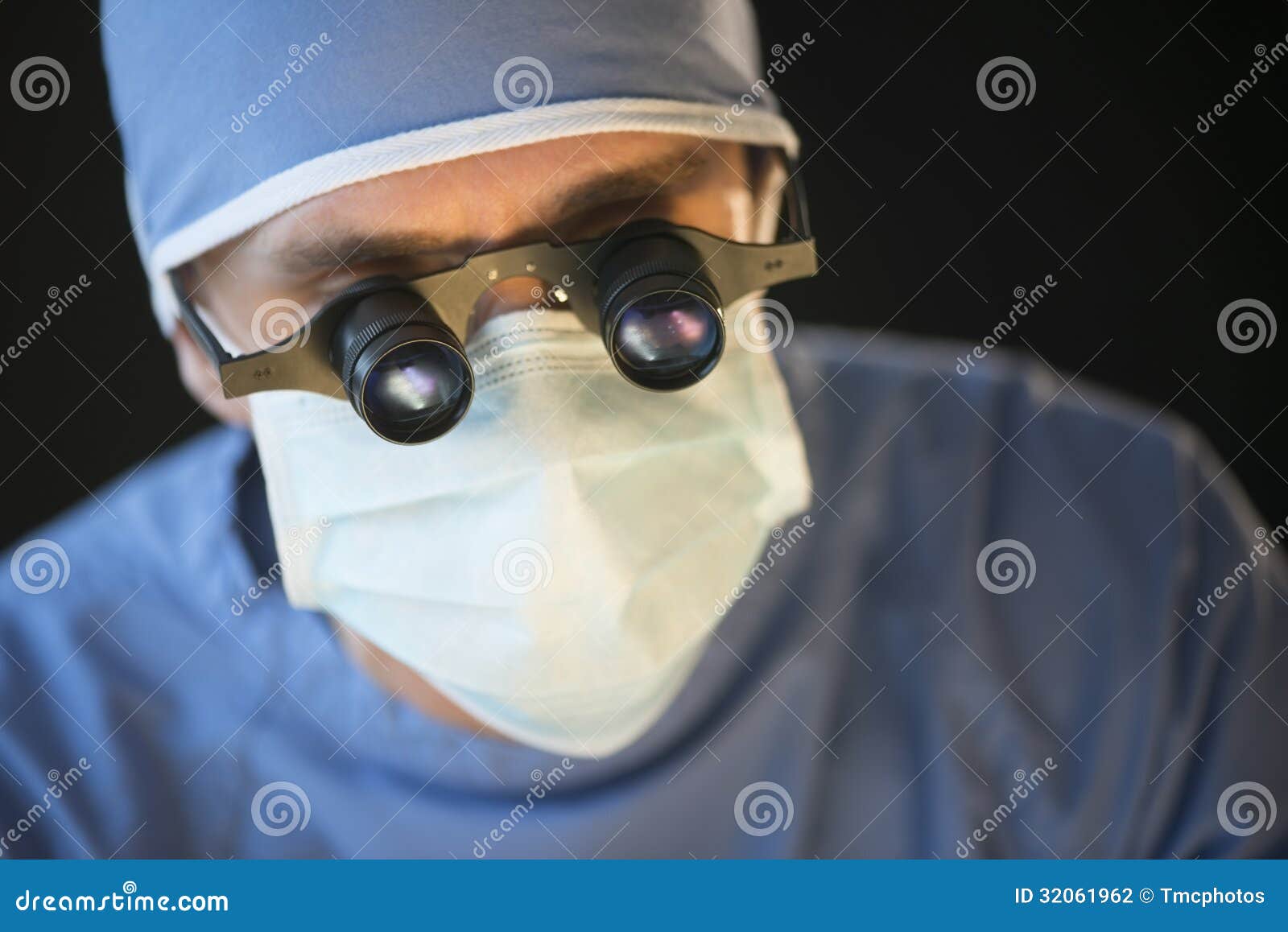 Loupes De Wearing Mask and De Chirurgien Photo stock - Image du ...