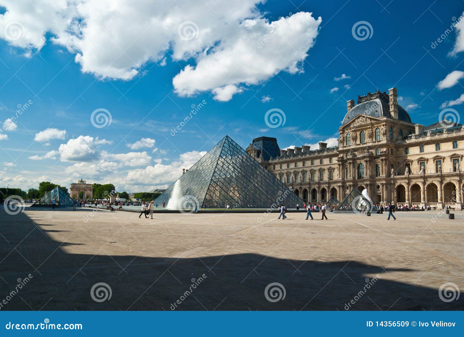 Louvre art museum in Paris editorial stock image. Image of mona - 14356509